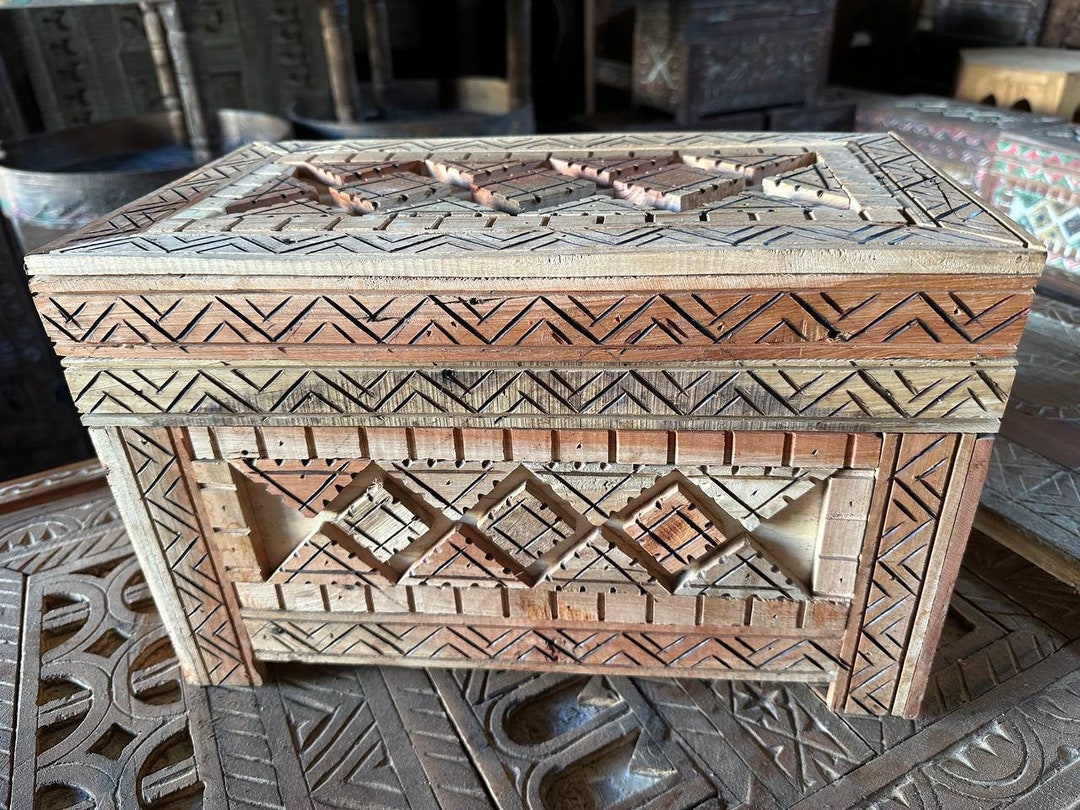 INCREDIBALE Antique WOOD CHEST, Hand-carved Trunk, Large Rectangle ...