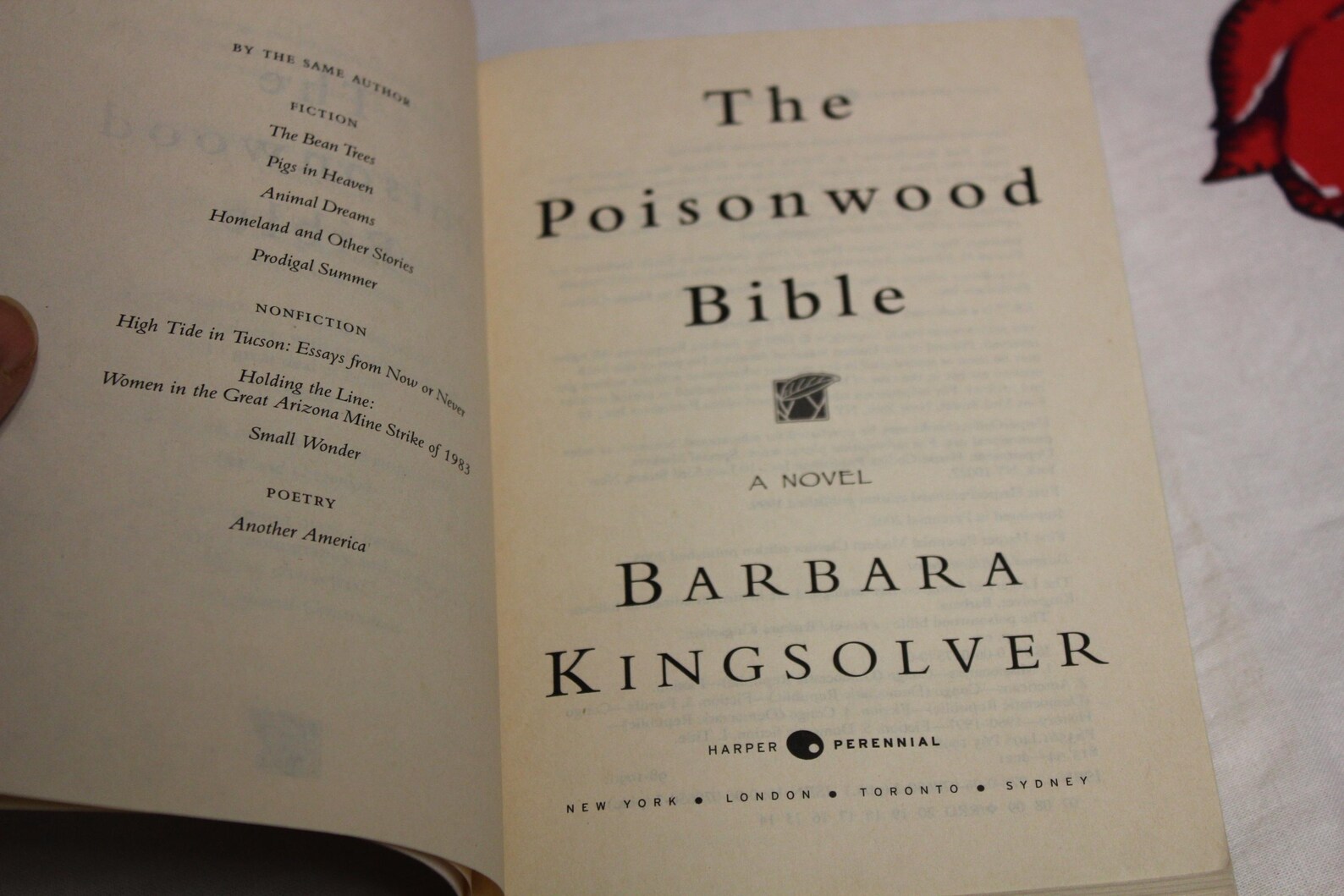 The Poisonwood Bible / Barbara Kingsolver / 2002 Vintage Softcover ...