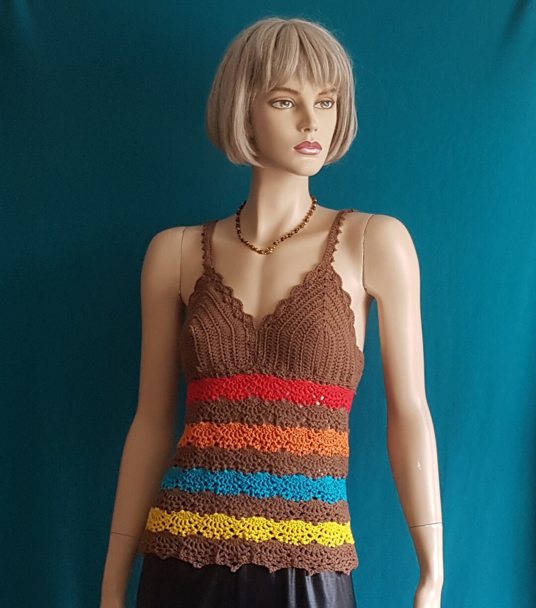 Haut au crochet aéré et élégant avec un délicat motif de trous Top au ...