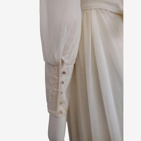 Vintage 1970s Candy Jones Light Cream Victorian Reviv… - Gem
