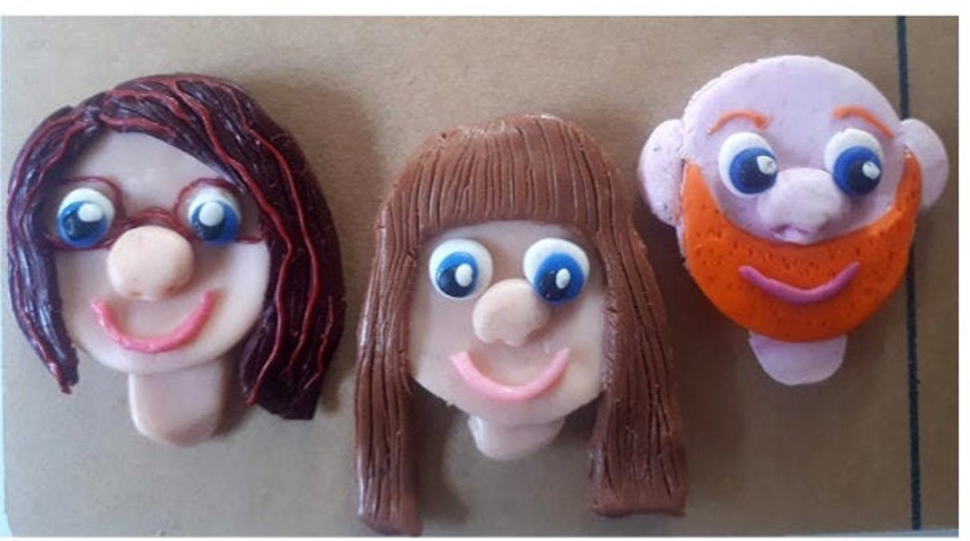 Custom fimo polymer clay human portraits. Keyrings brooches - Etsy Italia