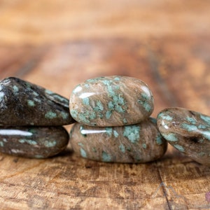 NUNDERITE Tumbled Crystals - Crystal Grid, Mediation Stones ...