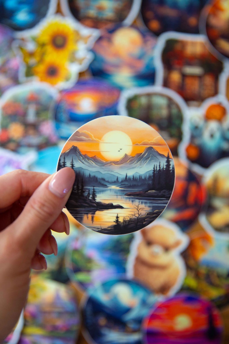 Adesivo Montagne Nebbiose al Mattino - 3 x 3 pollici - Decalcomania in ...