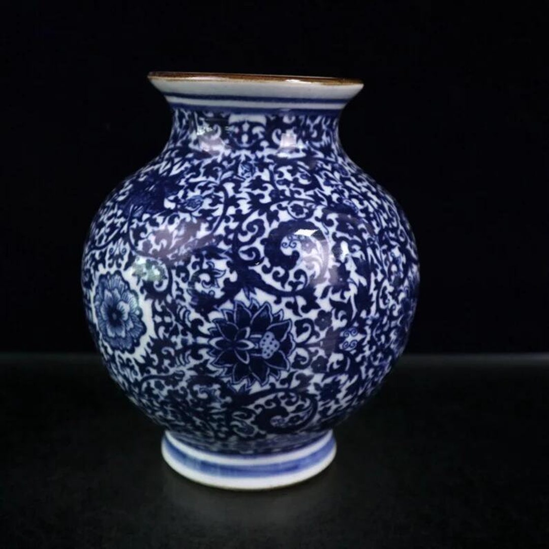 青と白の磁器の花瓶。蓮の模様が描かれた、純粋な手描きの陶器の花瓶です。 - Etsy 日本