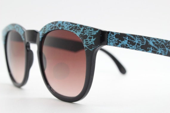 80s vintage rounded wayfarer design sunglasses. Abstr… - Gem