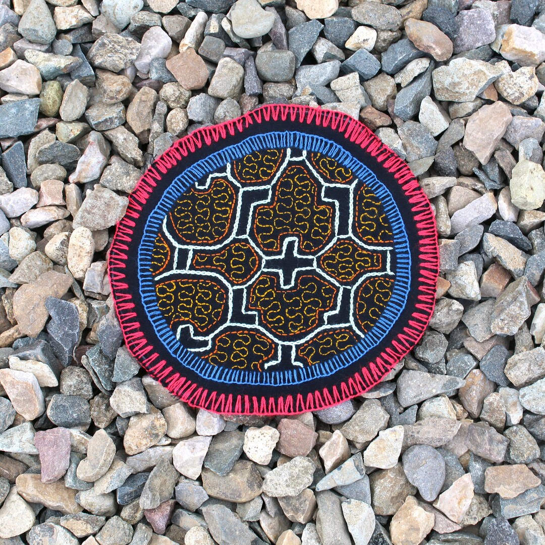 Kené Pattern Shipibo Embroidery | Altar Patch Made by Shipibo Women ...