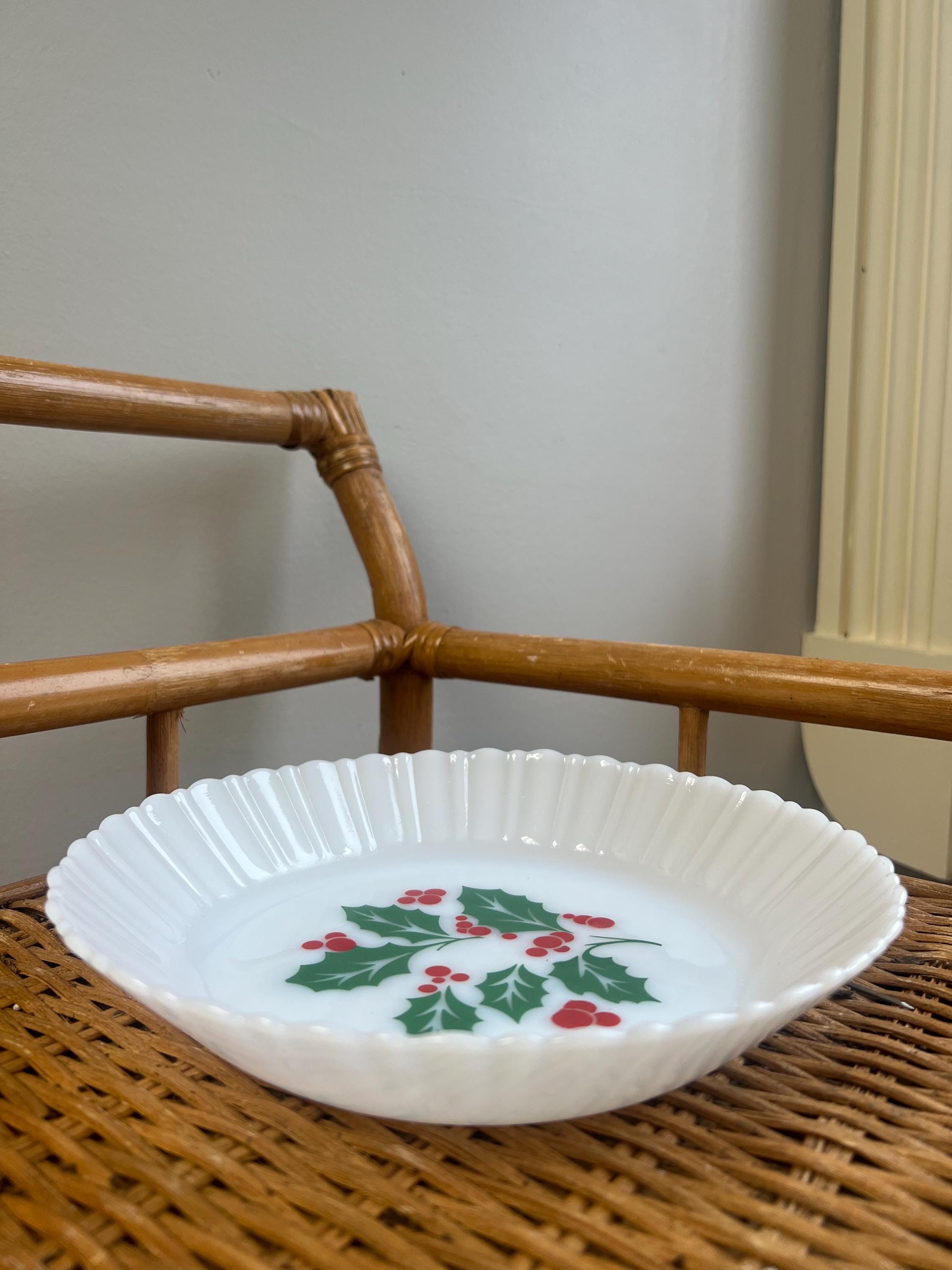 Set of 5 Vintage Termocrisa Holly and Berries Milk Glass Bowls/plate - Etsy