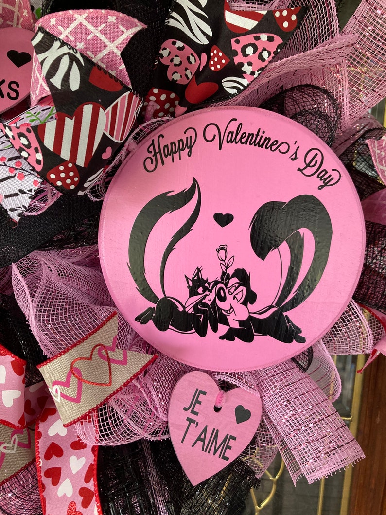 Pepe Le Pew Valentine Wreath, Valentines Day Wreath, Skunk Wreath, Live ...