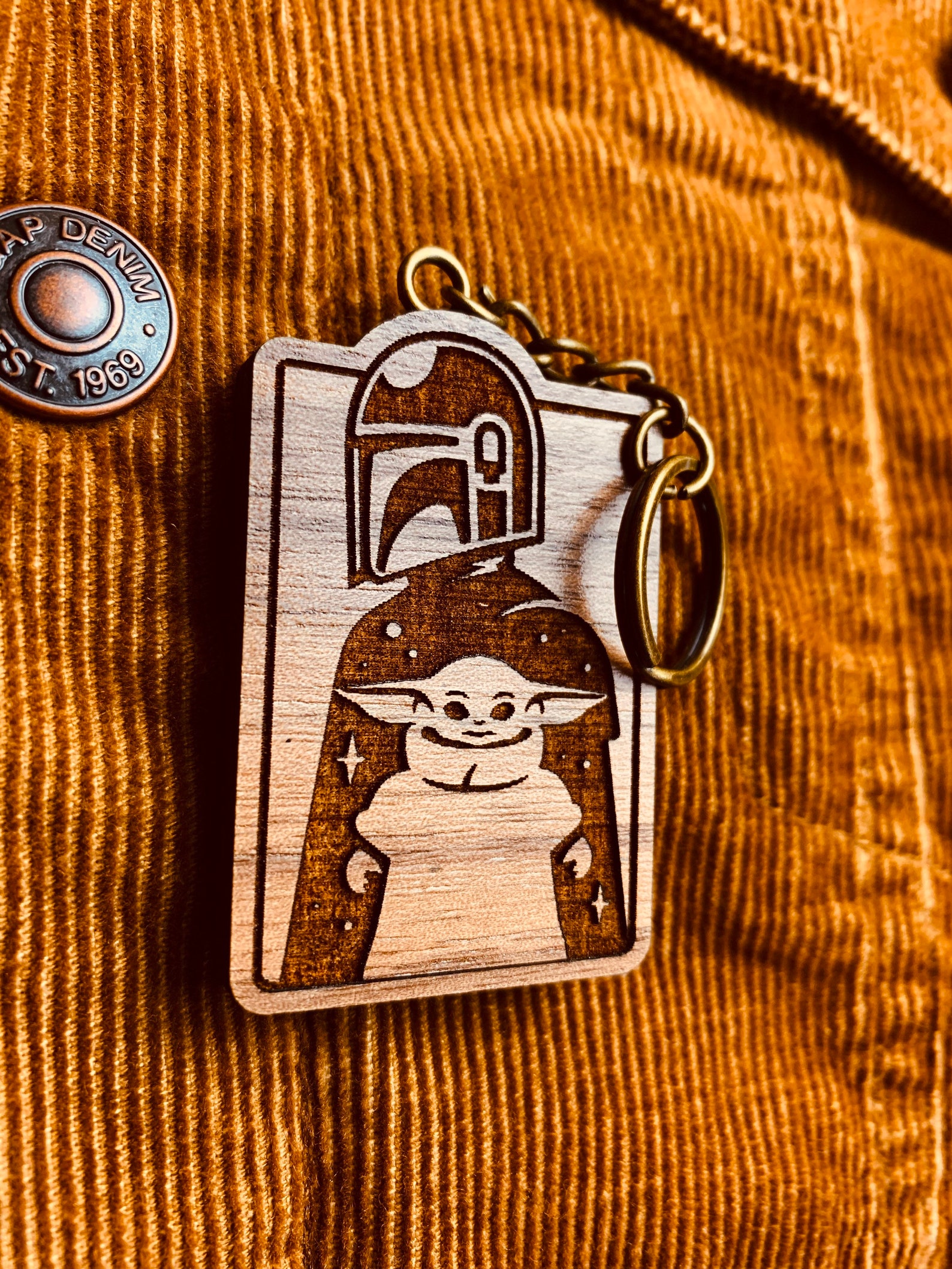 Mando and Grogu Walnut Keychain - Etsy UK