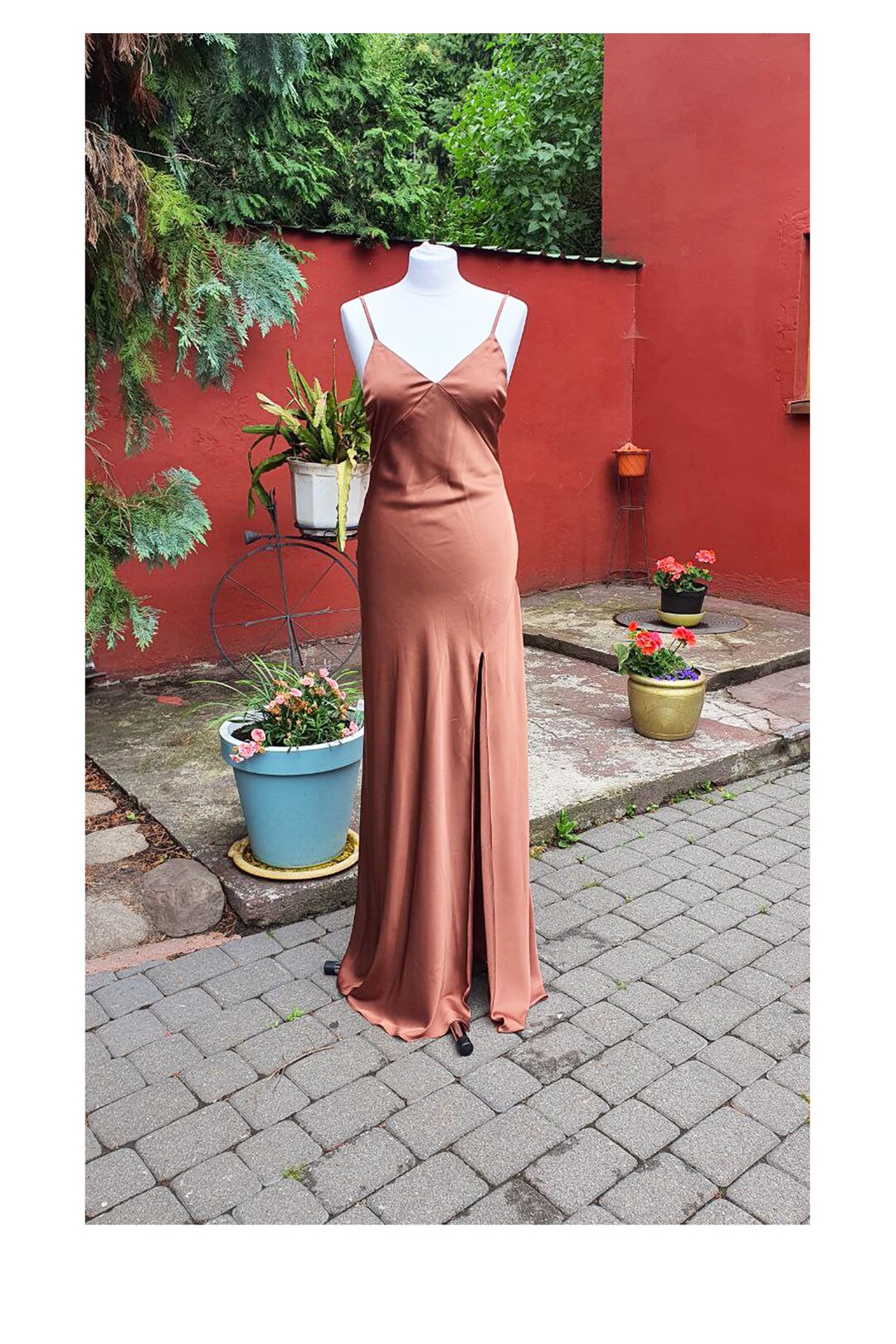 Vestido de terracota para damas de honra com decote em V. Vestido de ...