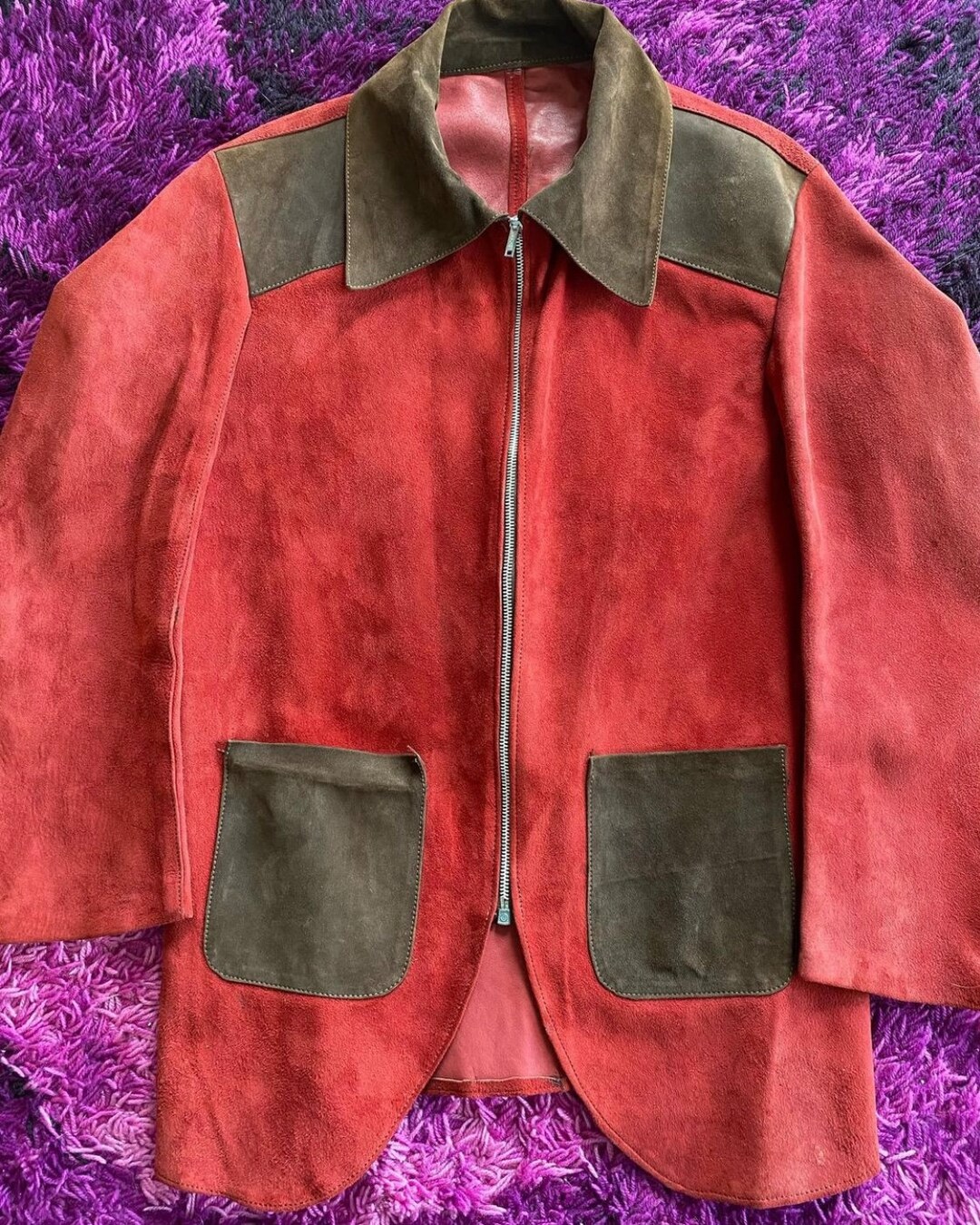1960s 1970s Mid-length Unisex Dagger Collar Red & Brown Soft Light ...