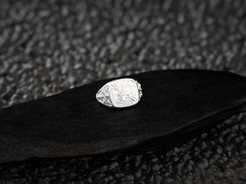 In Hoc Signo Vinces Ring – Sterling Silver Templar Shield Ring With ...