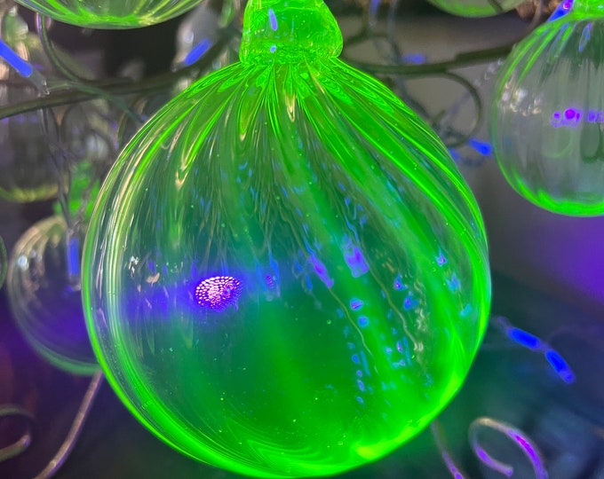 Weishar Glass Jadeite Uranium Glow Moon & Stars Powder Box - Etsy