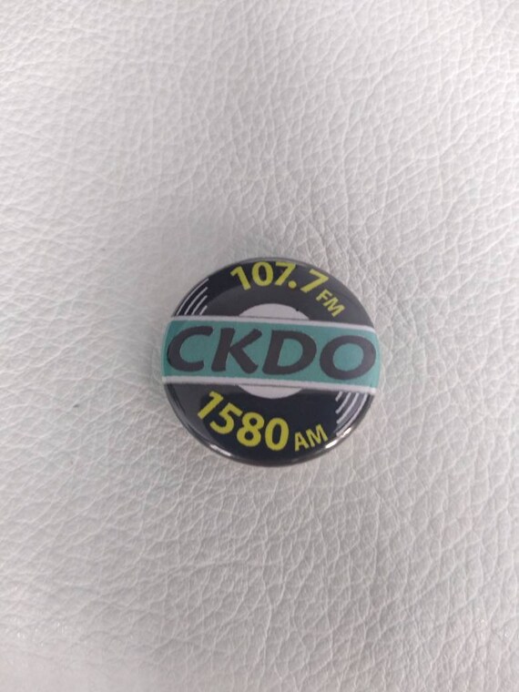 107.7 FM CKDO 1580 am radio Oshawa Button Antique Fan… - Gem