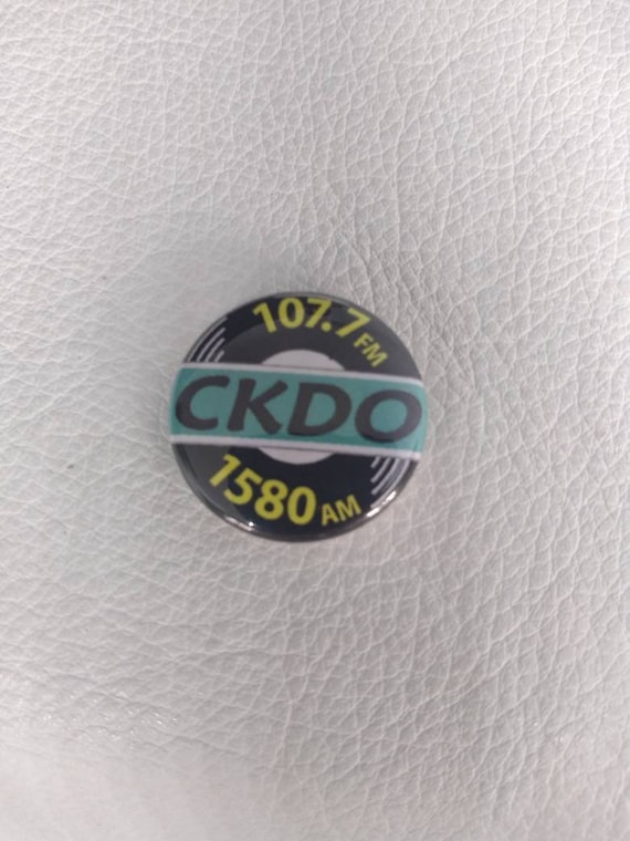 107.7 FM CKDO 1580 am radio Oshawa Button Antique Fan… - Gem