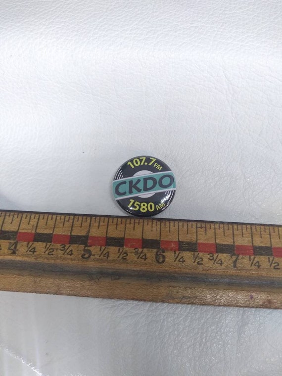 107.7 FM CKDO 1580 am radio Oshawa Button Antique Fan… - Gem