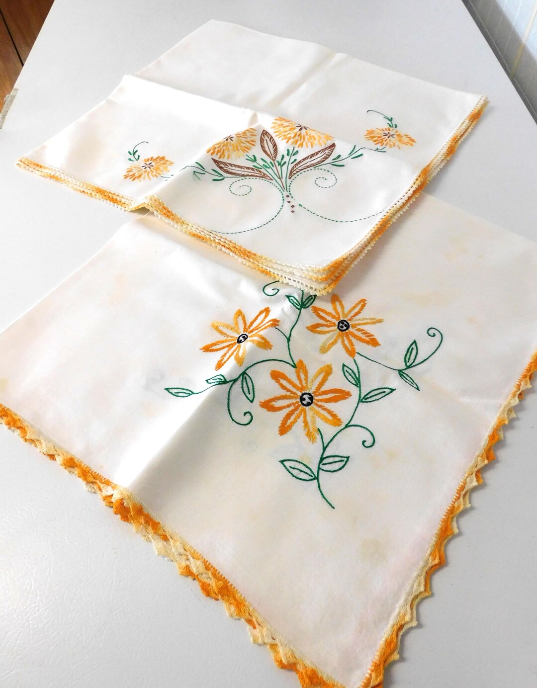 Vintage Set 2 Card Tablecloths Hand Embroidered Yellow Daisies Green ...