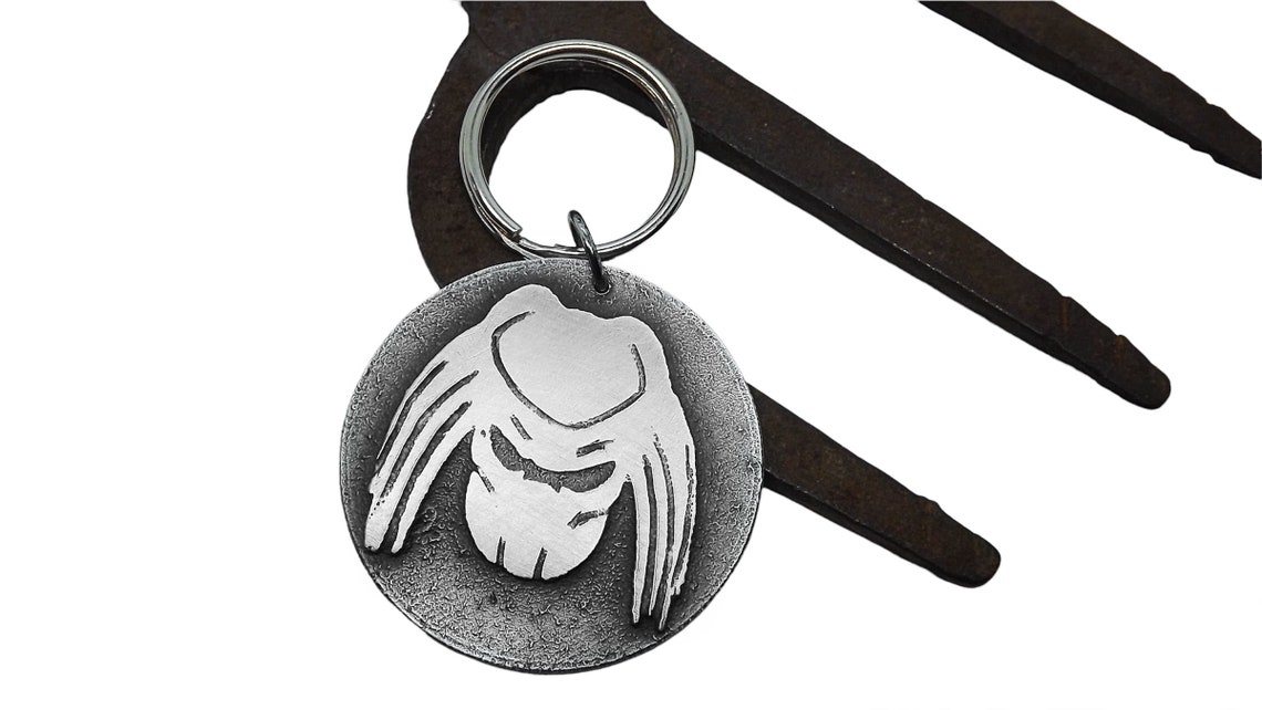 Predator Bio-mask Silhouette Pewter Distressed Keychain Handmade Yautja ...