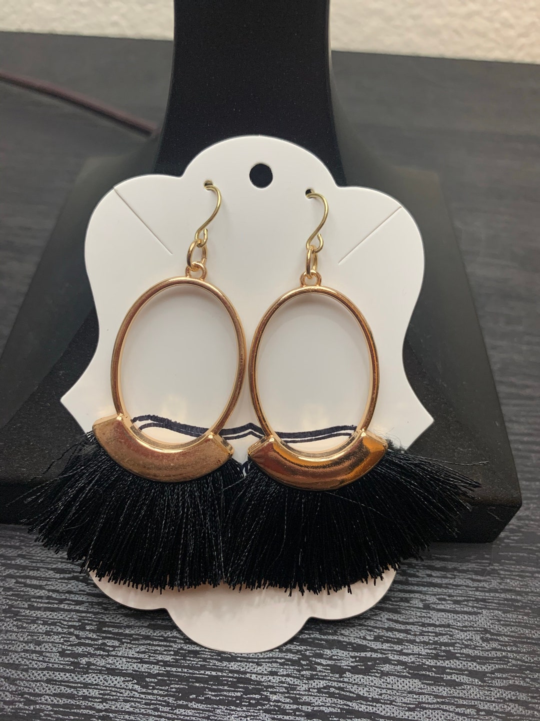 Pendientes de Tassle negro y oro - Etsy España
