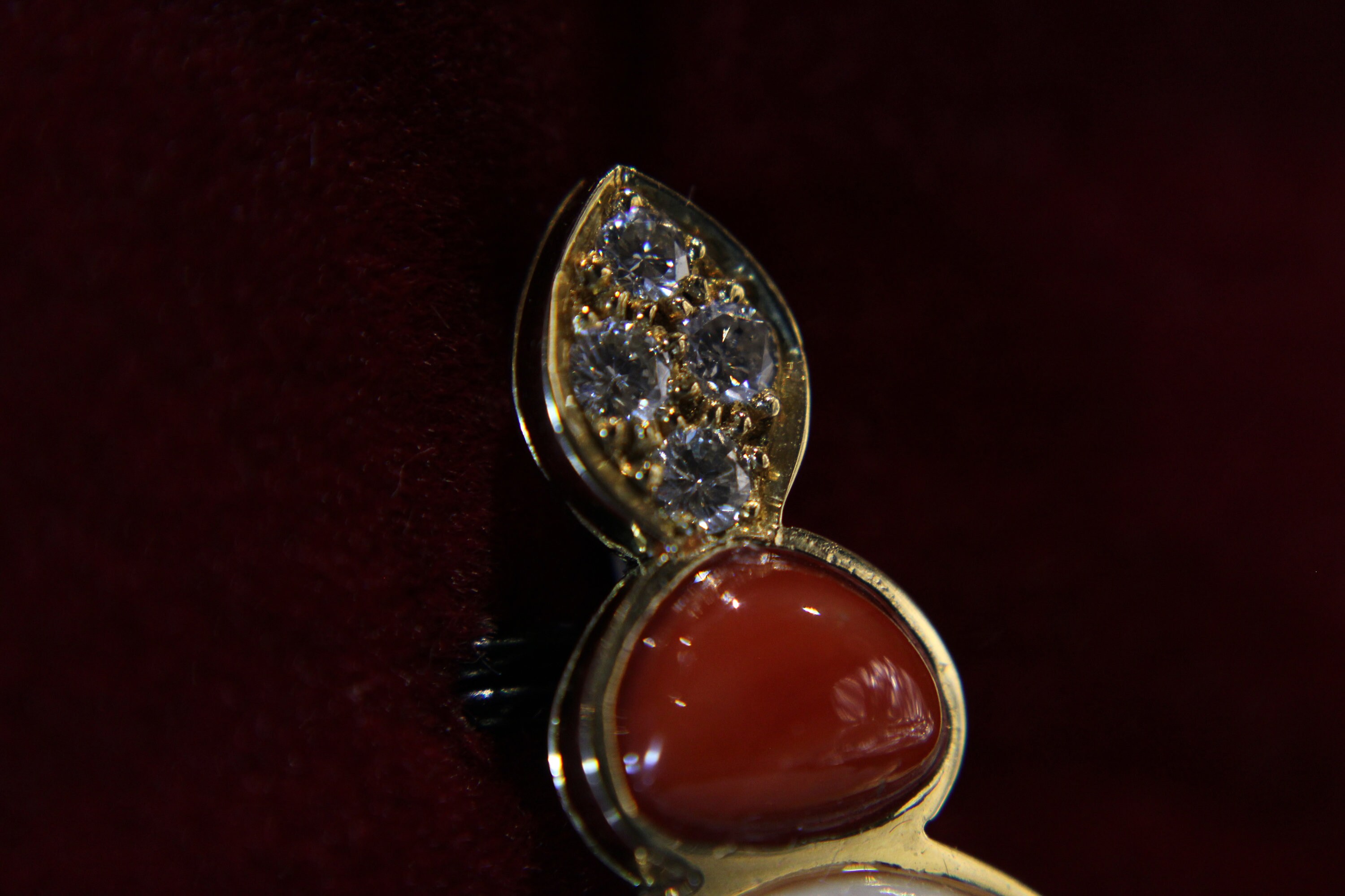 18K Solid Yellow Gold Broach Set W/ 4 Round Diamond VS1 F, 1 Handcarved ...