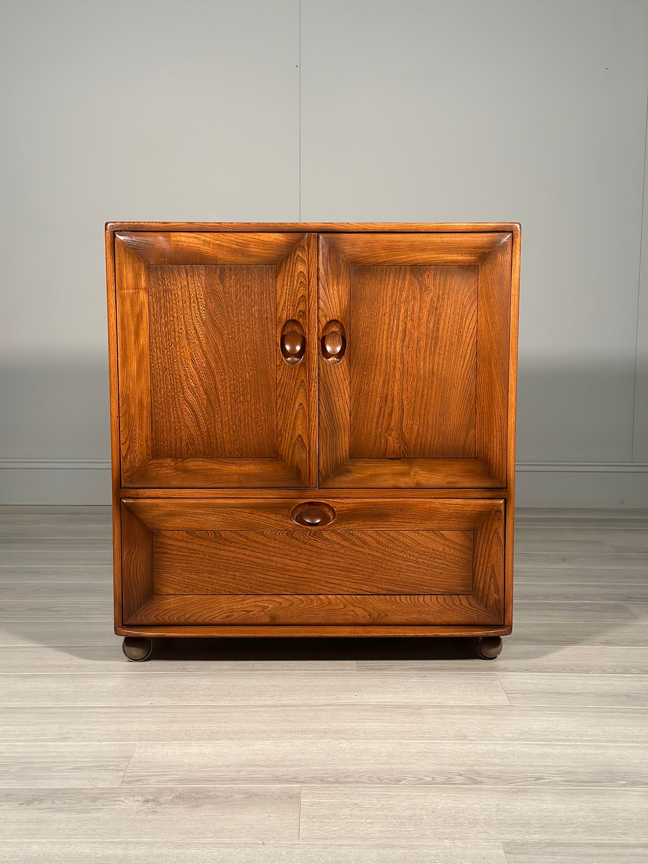 Ercol tv stand store