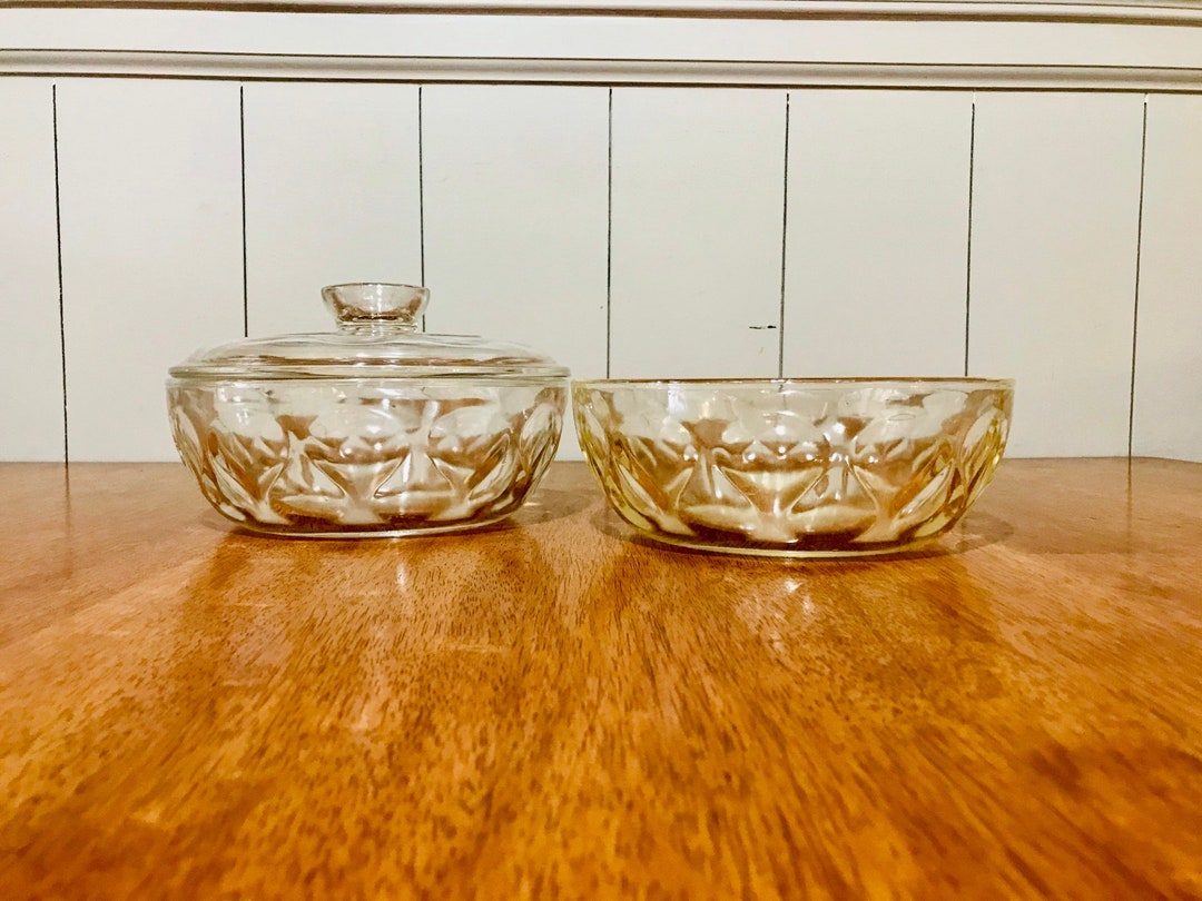 Two Pyrex Sculptured Ovenware Casserole Dishes, With Lid, 1.5qt ...
