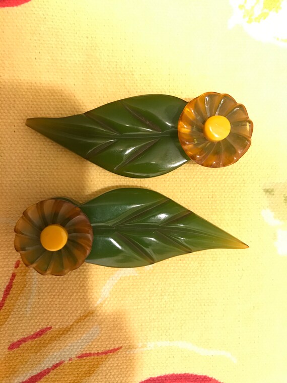 Vintage pair bakelite daisy - Gem