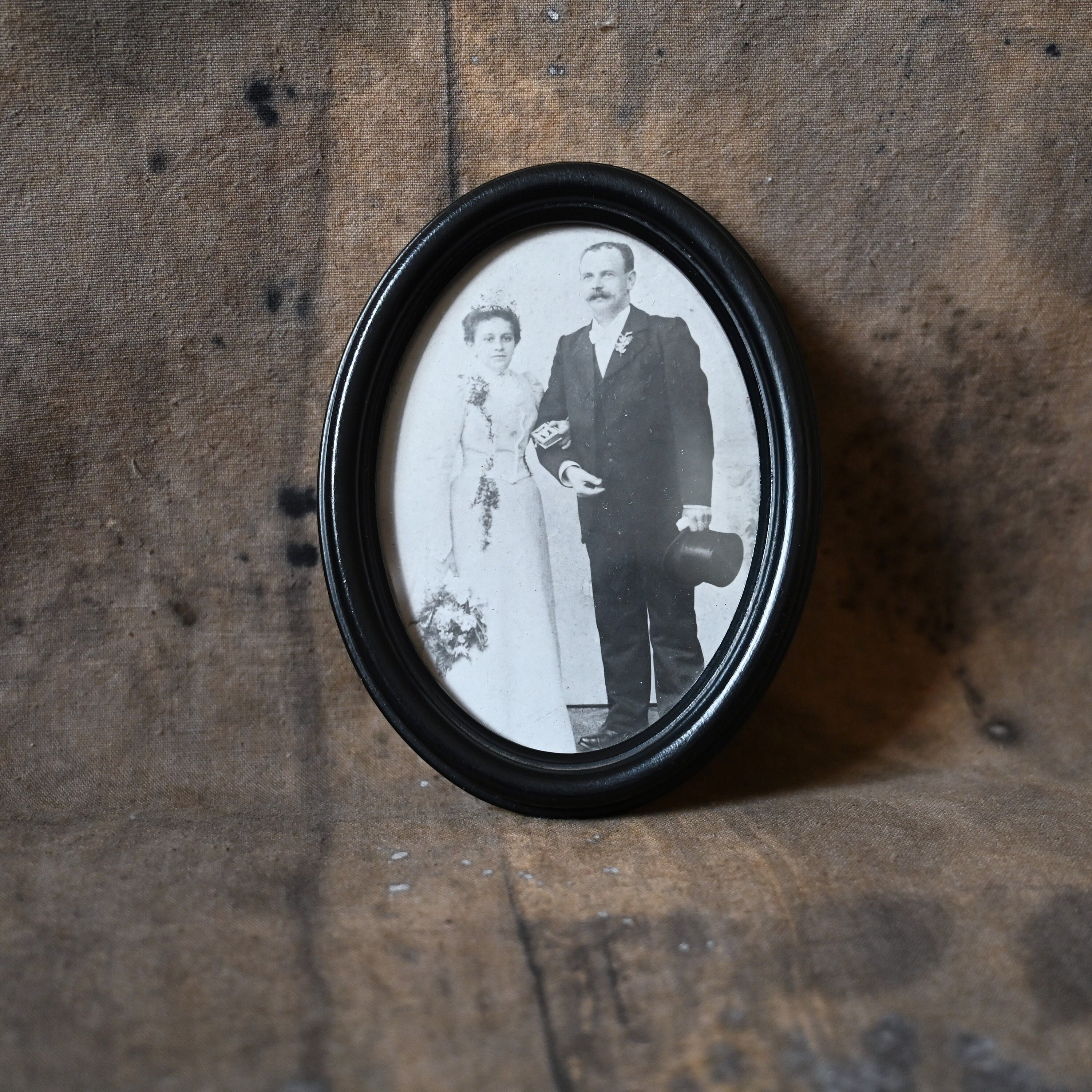 Black Victorian Frame Oval