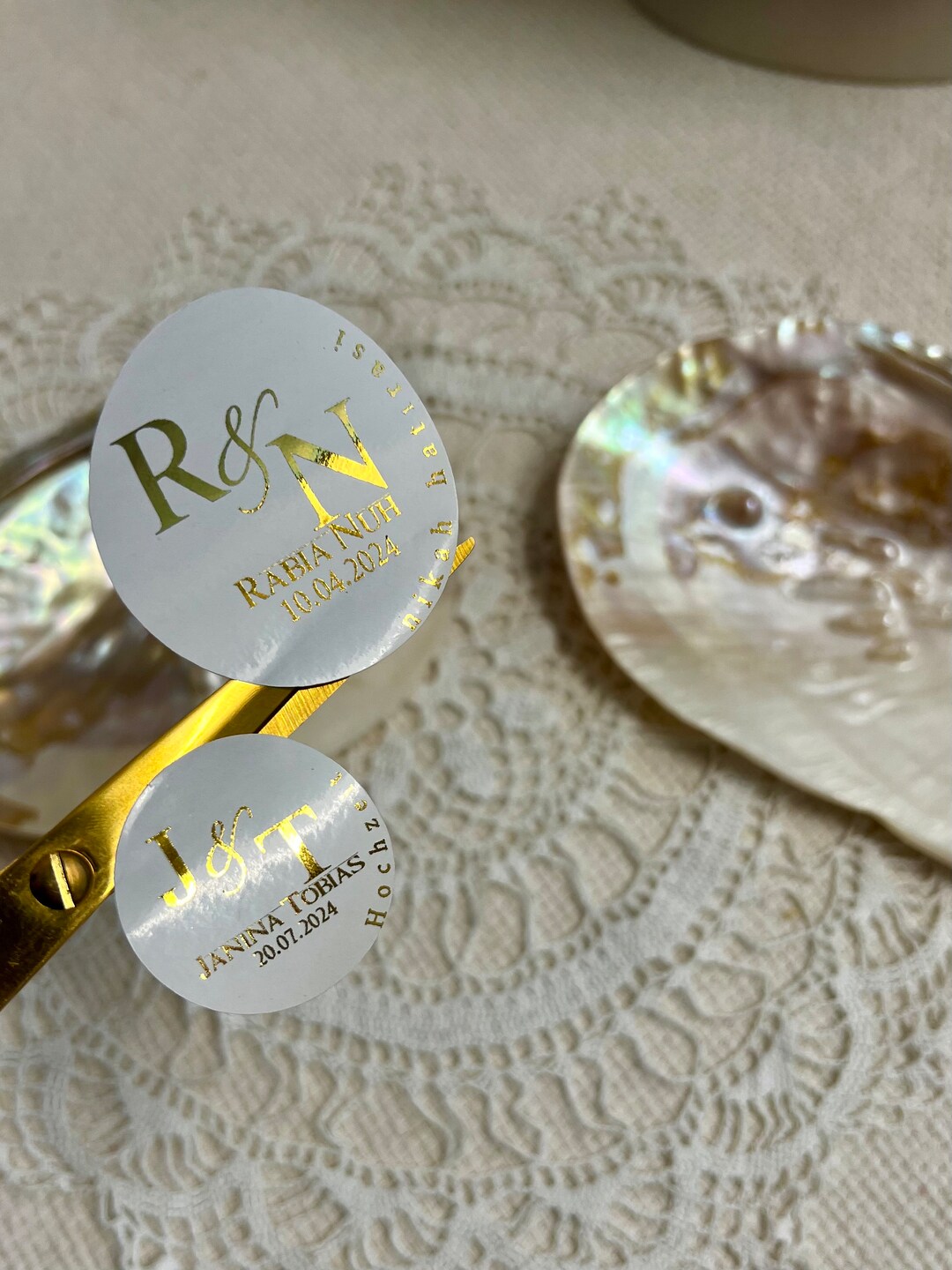 Personalized Round Labels for Guest Gifts - GOLD - SELF-ADHESIVE - JGA ...
