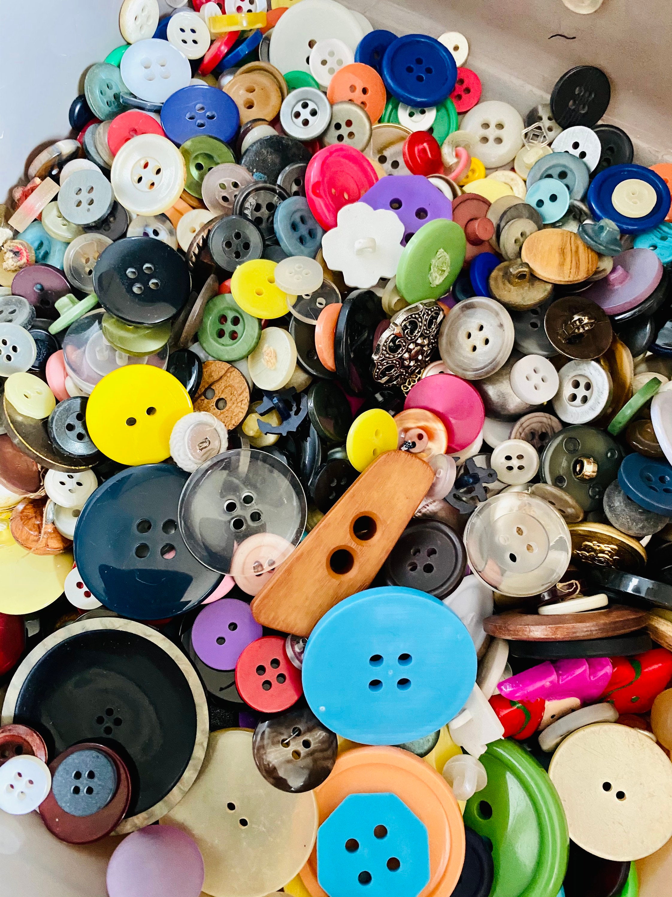 Vintage Button Guide: Ways To Identify Antique Buttons HobbyLark ...