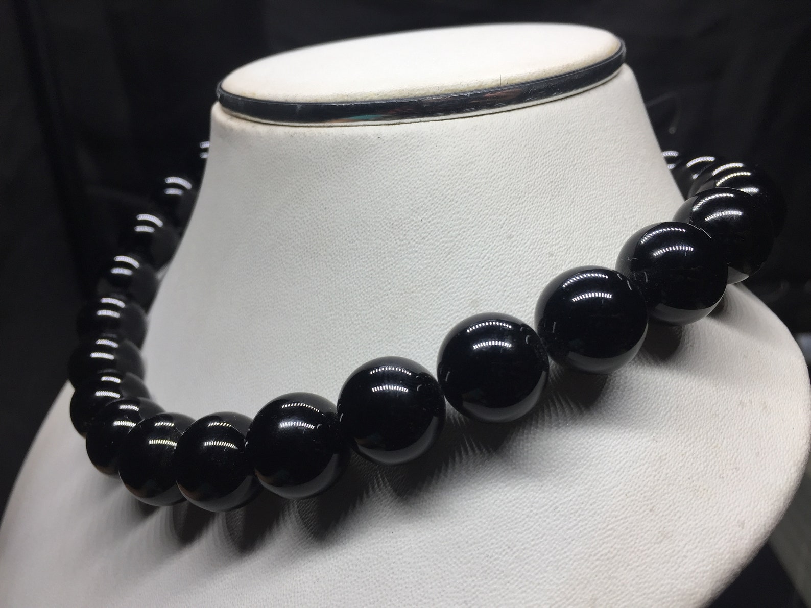 Collier de perles de boule noir naturel d’Onyx. Fil en plastique. 14x14 ...