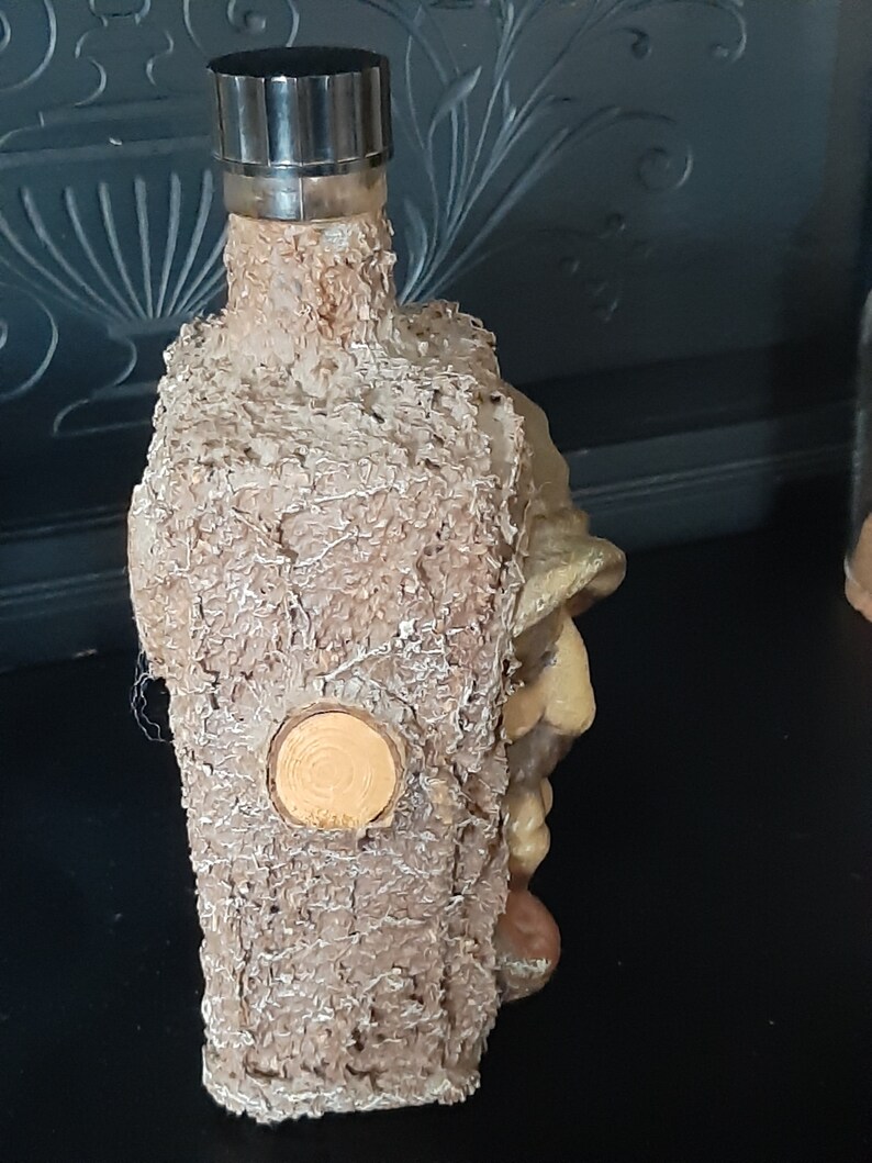 Botella de arte vintage de madera de corteza de árbol sobre vidrio, de ...