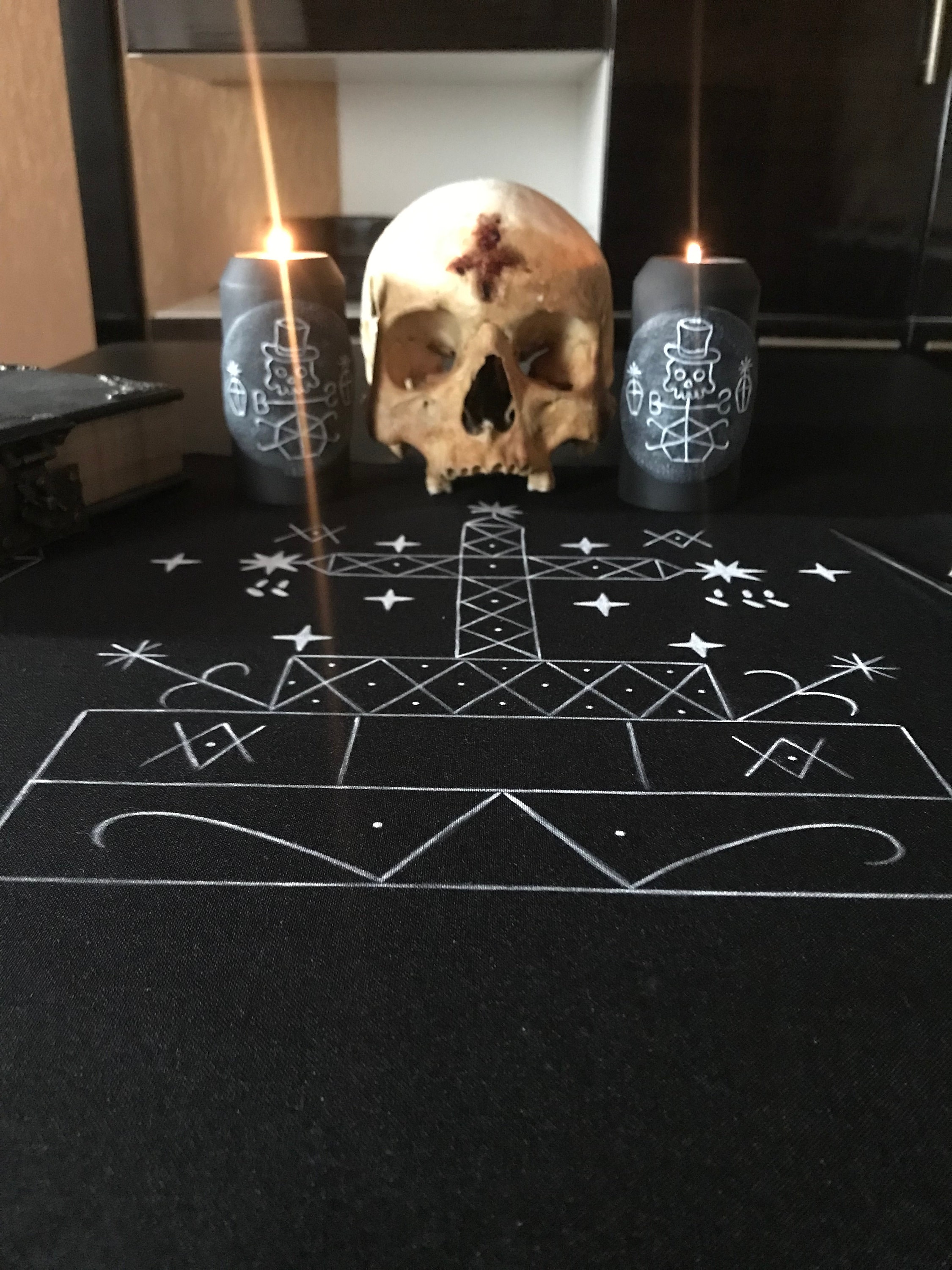 Objetos Del Altar Vudú Muñeca Vudú Femenina Con Alfileres Rodeada