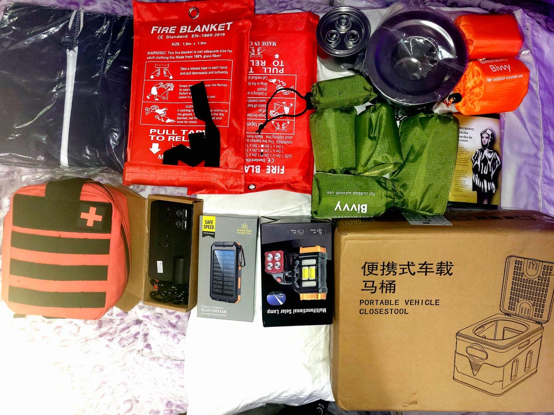 Family Camping Auto Emergency Survival Tent Tool Kit 4 Sleeping Bag ...