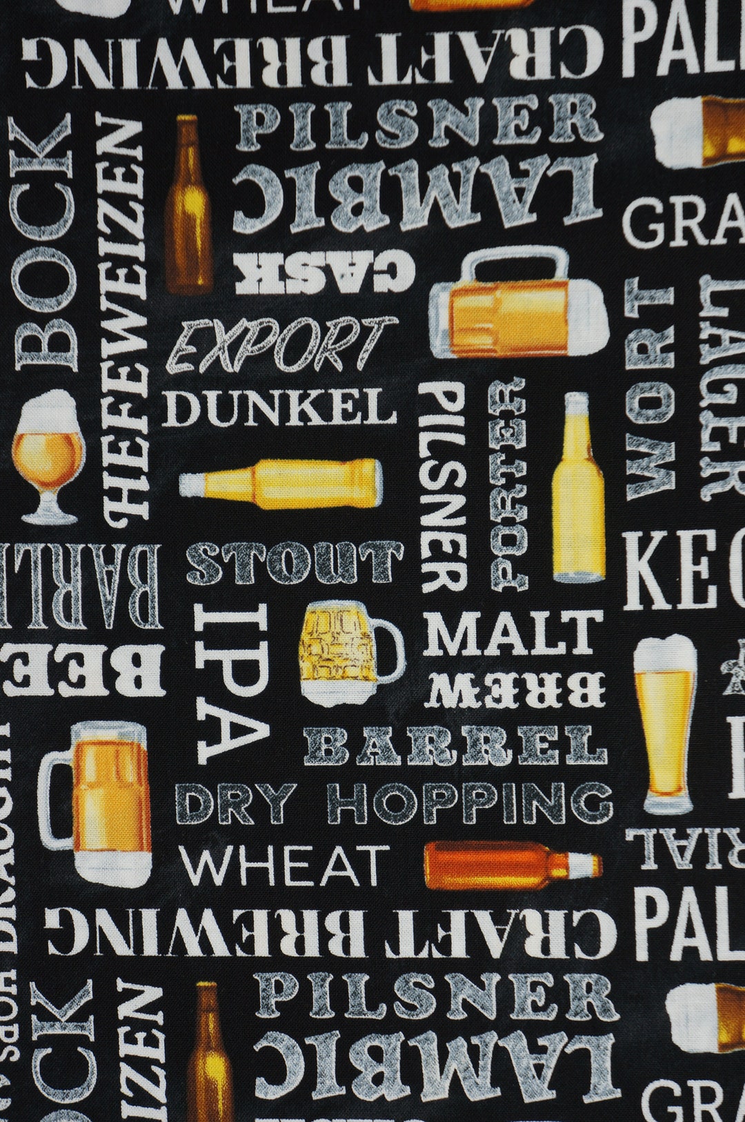 Tissu en coton à courtepointe Grab Me A Beer on Black par George ...
