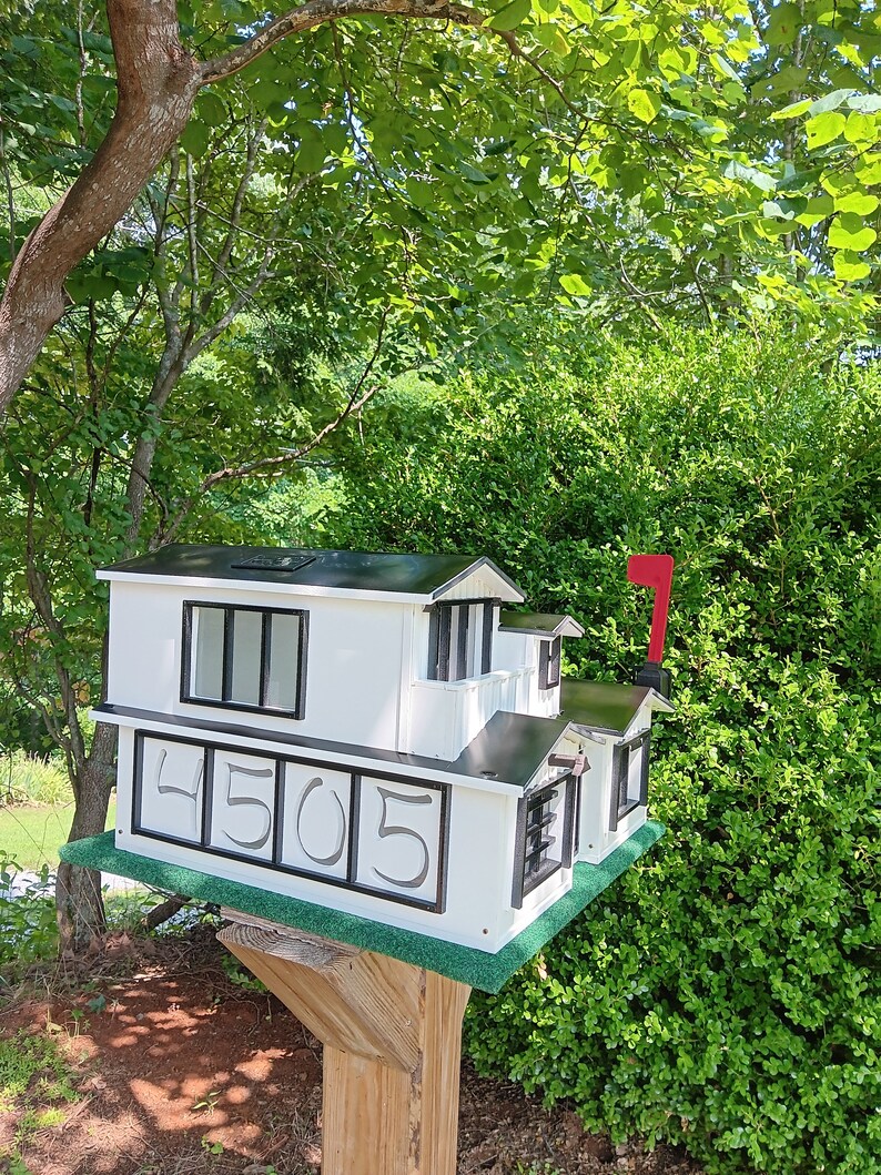 Builder's Choice Custom-built Free-range Large Mailhouse With Color ...
