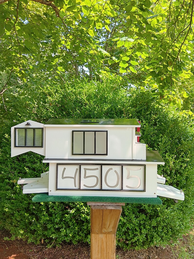 Builder's Choice Custom-built Free-range Large Mailhouse With Color ...