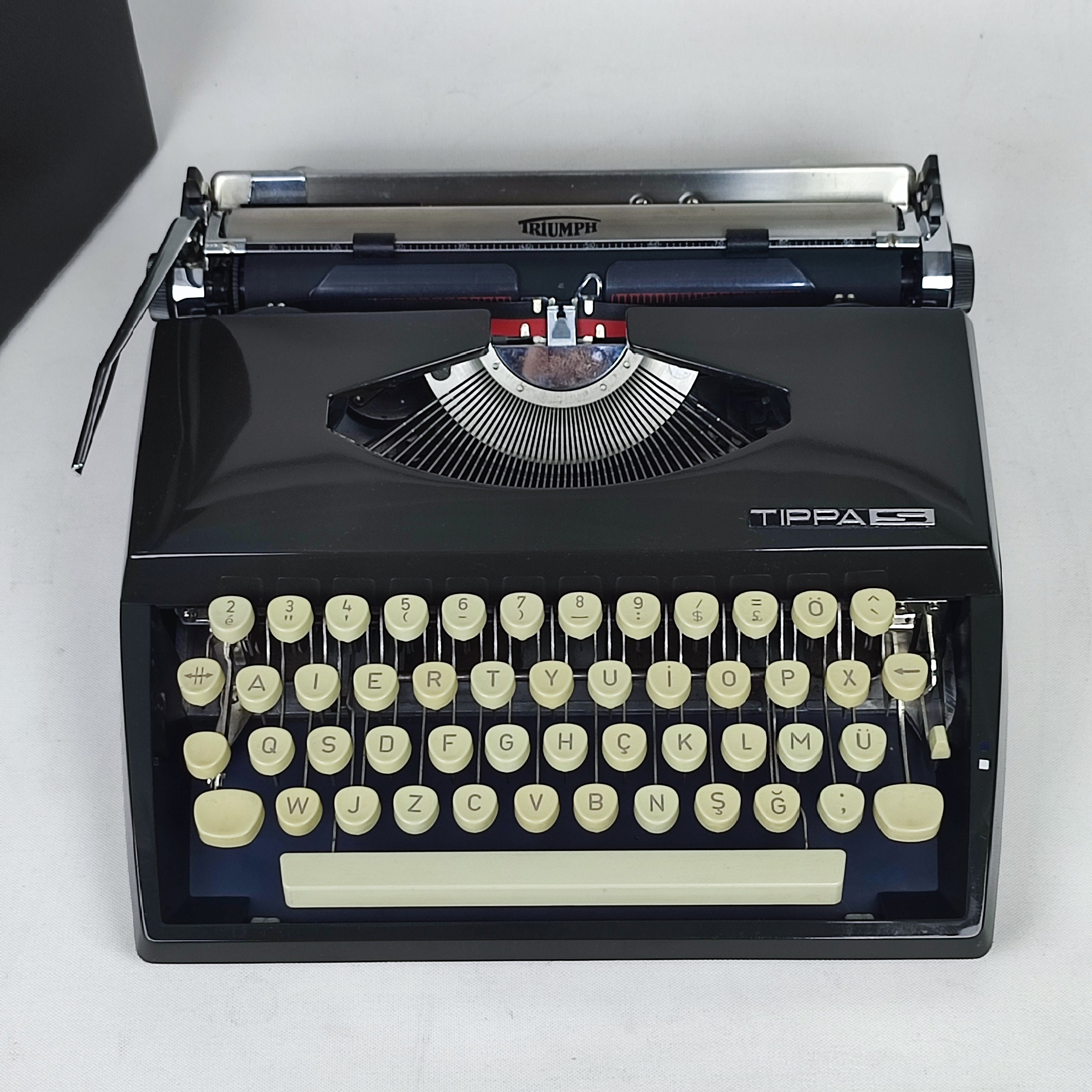 Cursive Typeface Triumph Tippa S Working Typewriter, İtalic Font ...