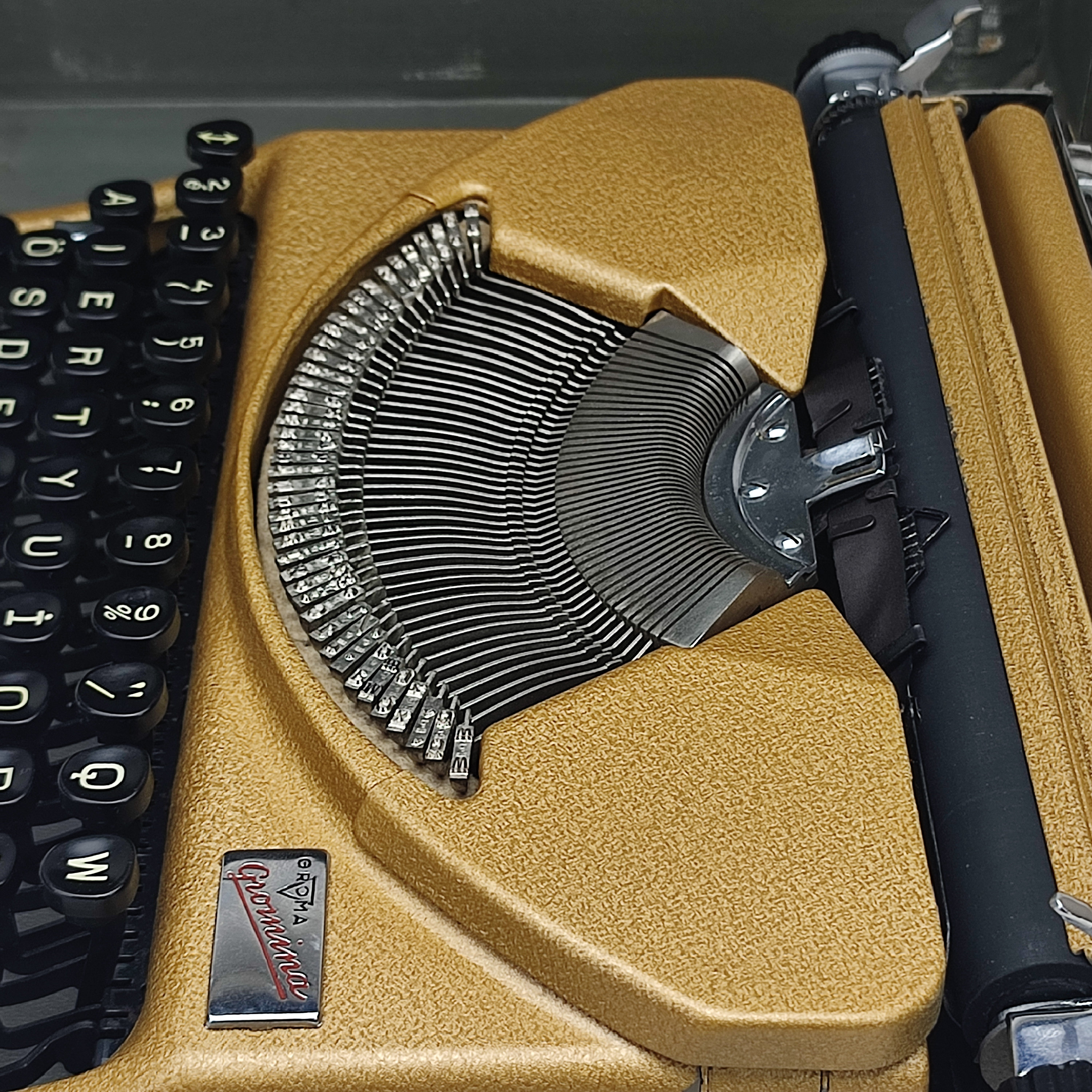 Ultra Thin Light Typewriter, GROMA Gromina Compact Small Typewriter ...