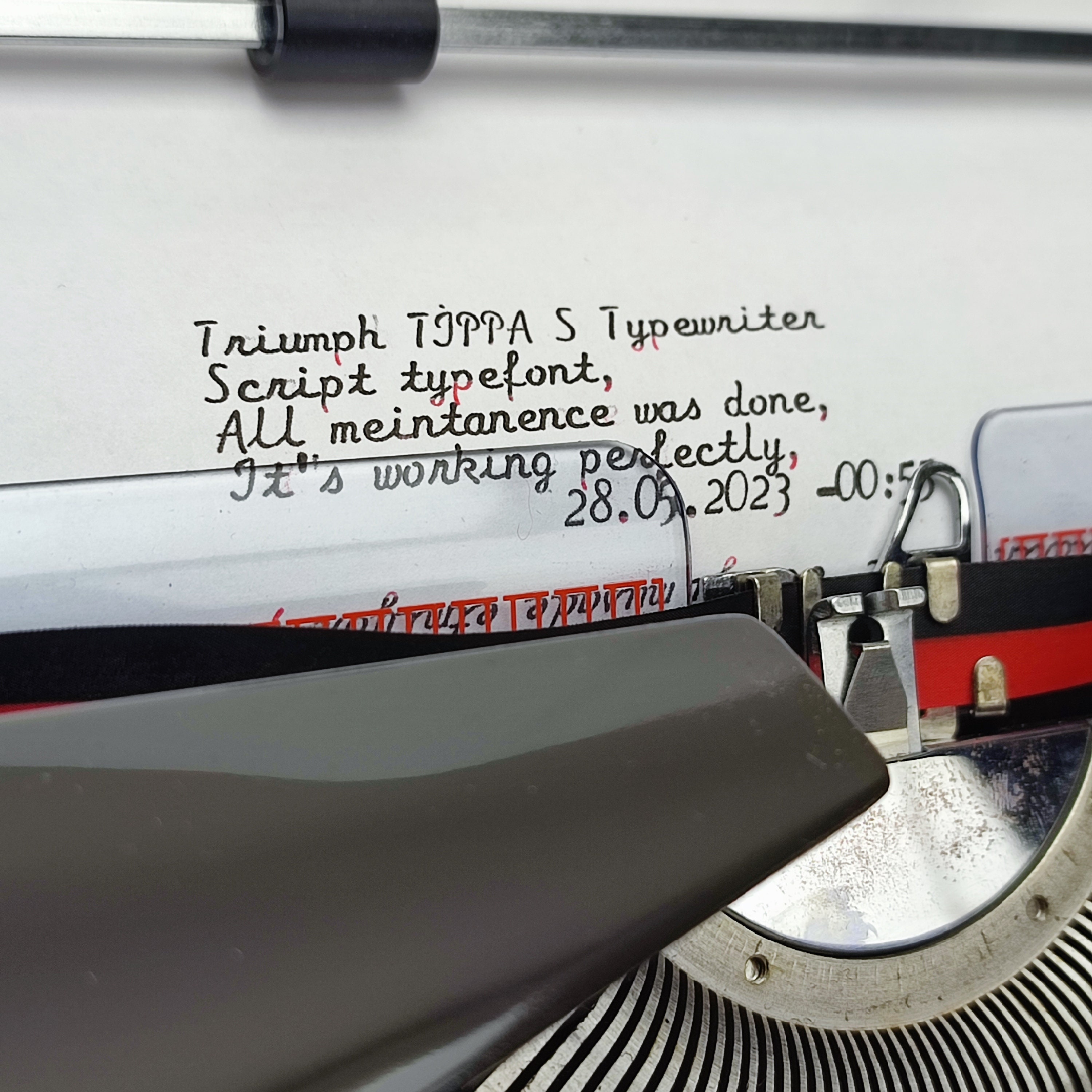 Cursive Typeface Triumph Tippa S Working Typewriter, İtalic Font ...