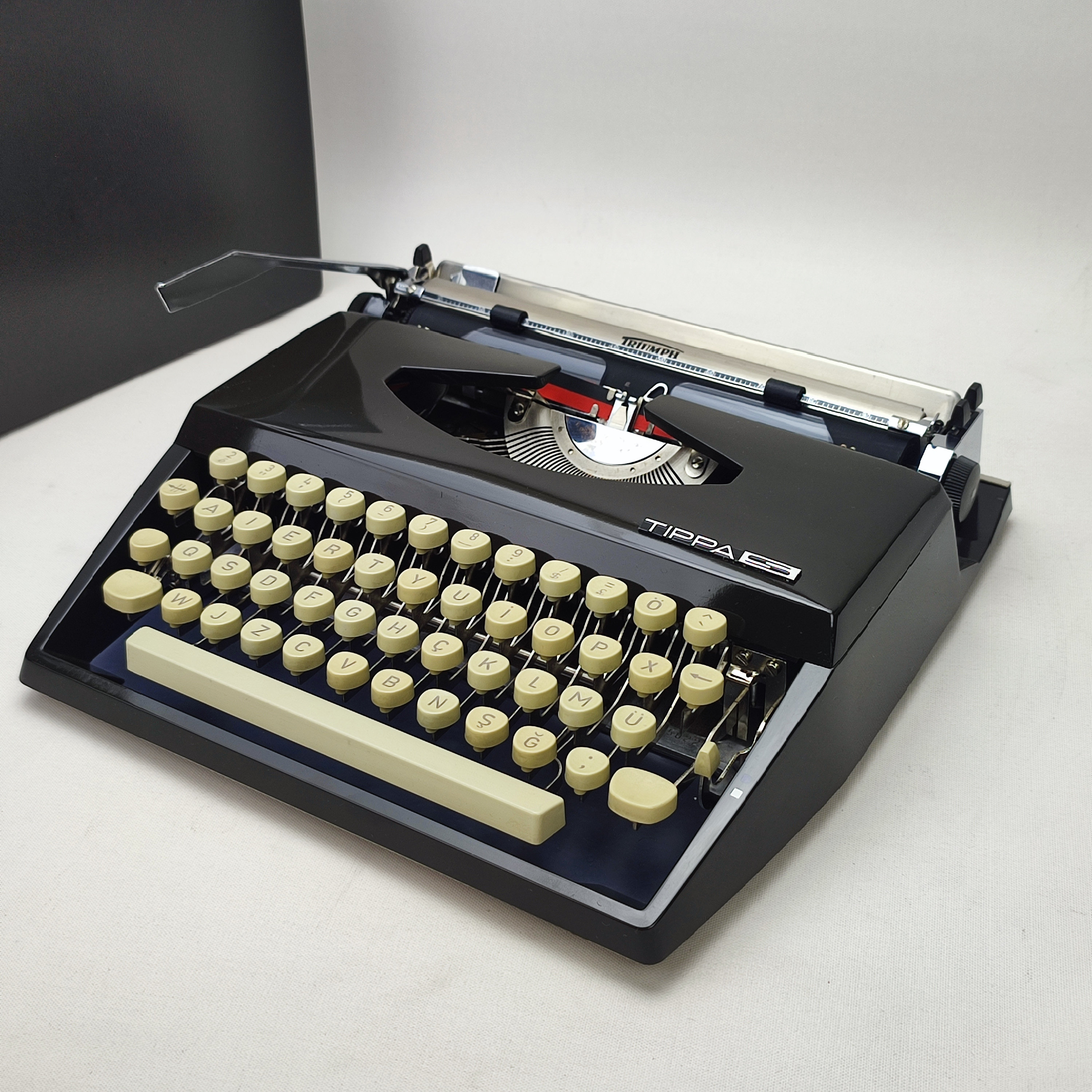 Cursive Typeface Triumph Tippa S Working Typewriter, İtalic Font ...