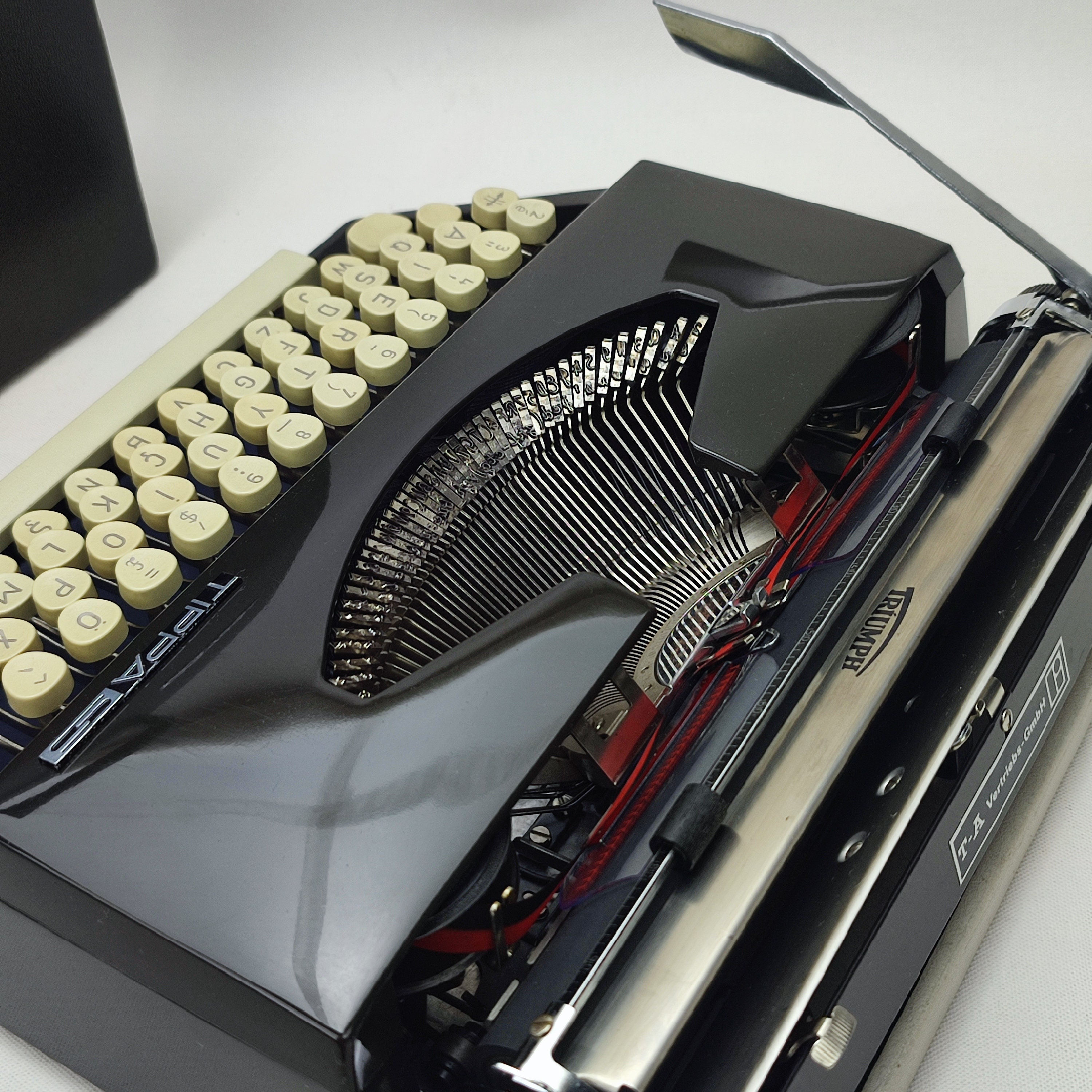 Cursive Typeface Triumph Tippa S Working Typewriter, İtalic Font ...