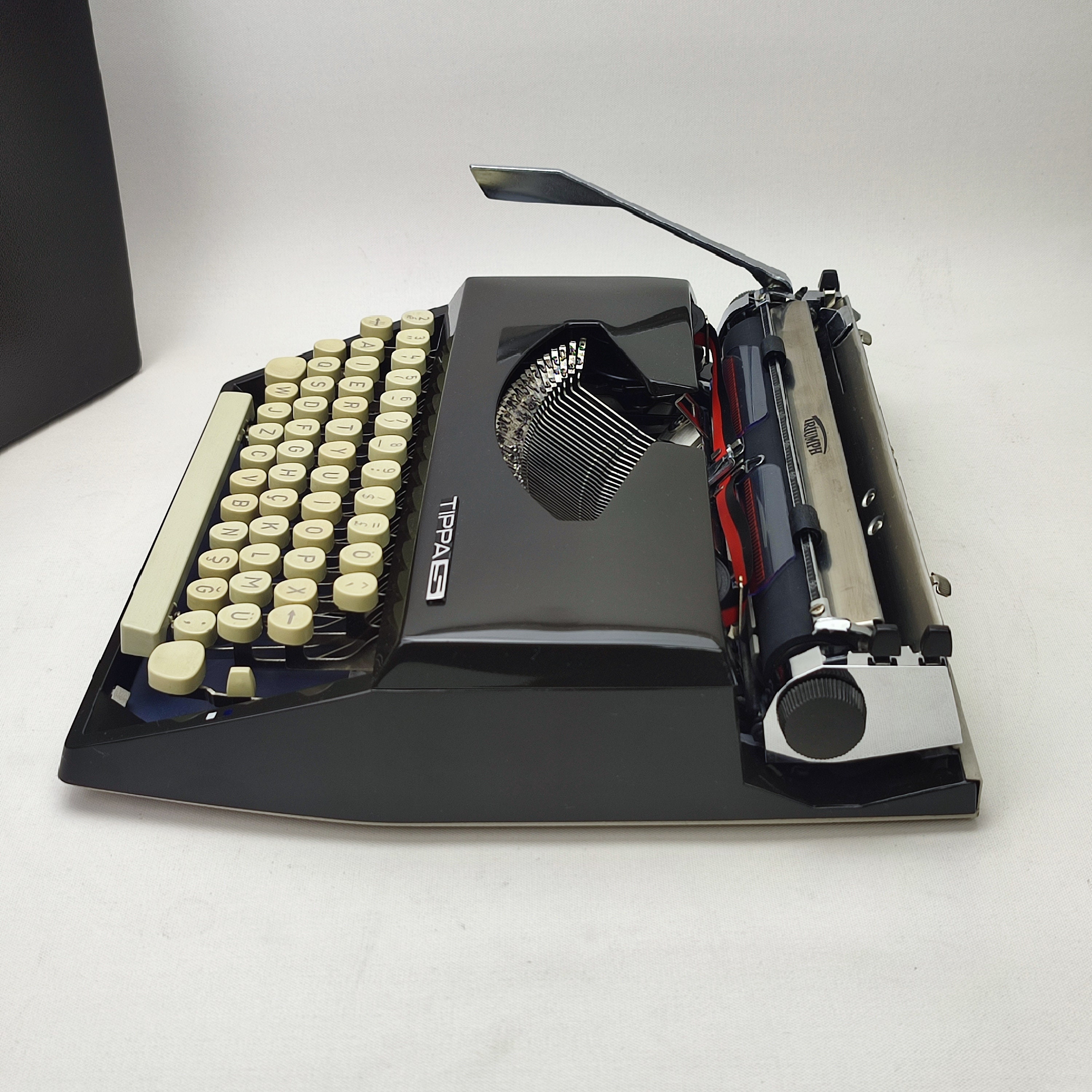 Cursive Typeface Triumph Tippa S Working Typewriter, İtalic Font ...