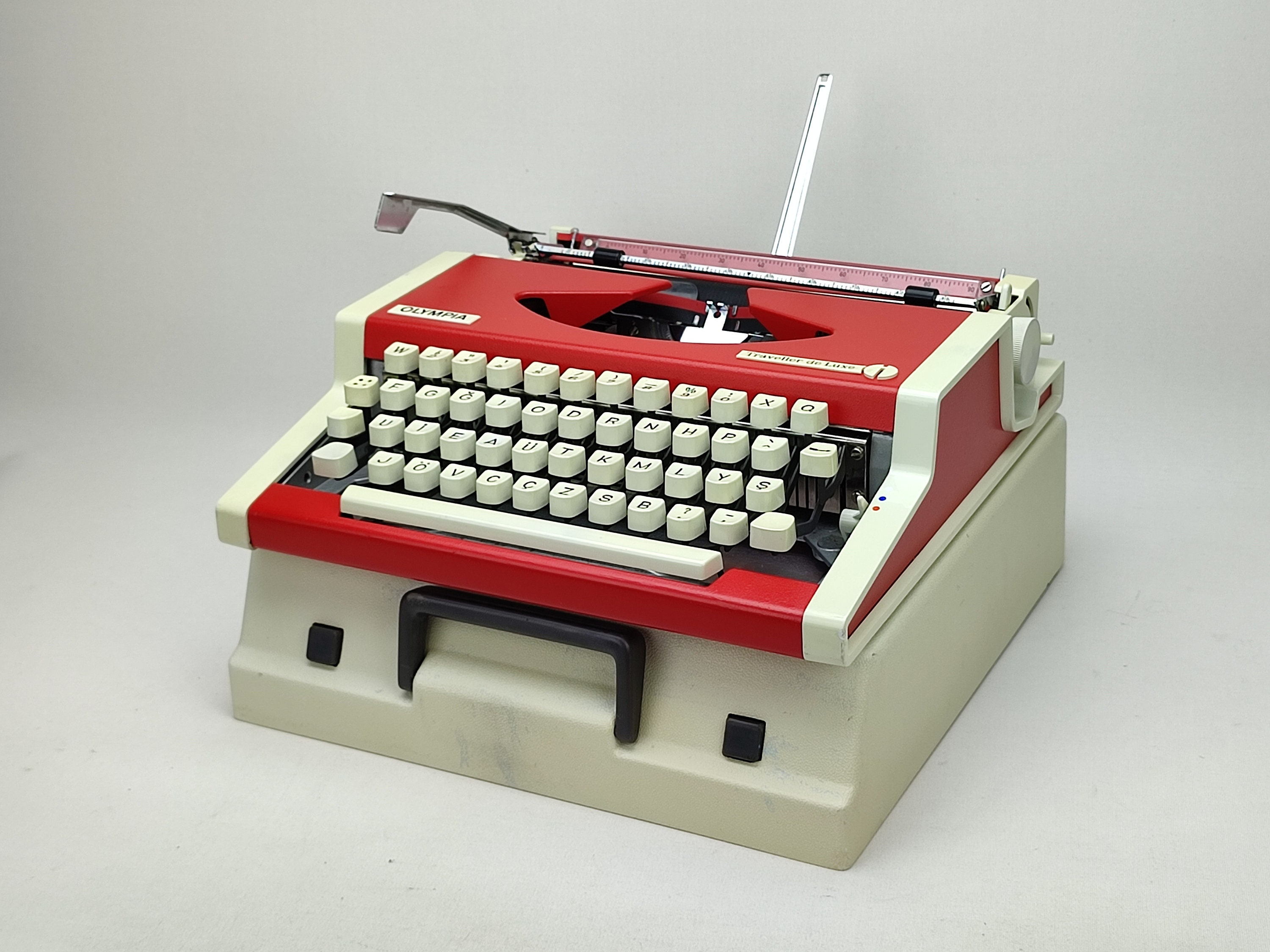 Cursive Handwriting Red Olympia Working Typewriter, İtalic Font ...