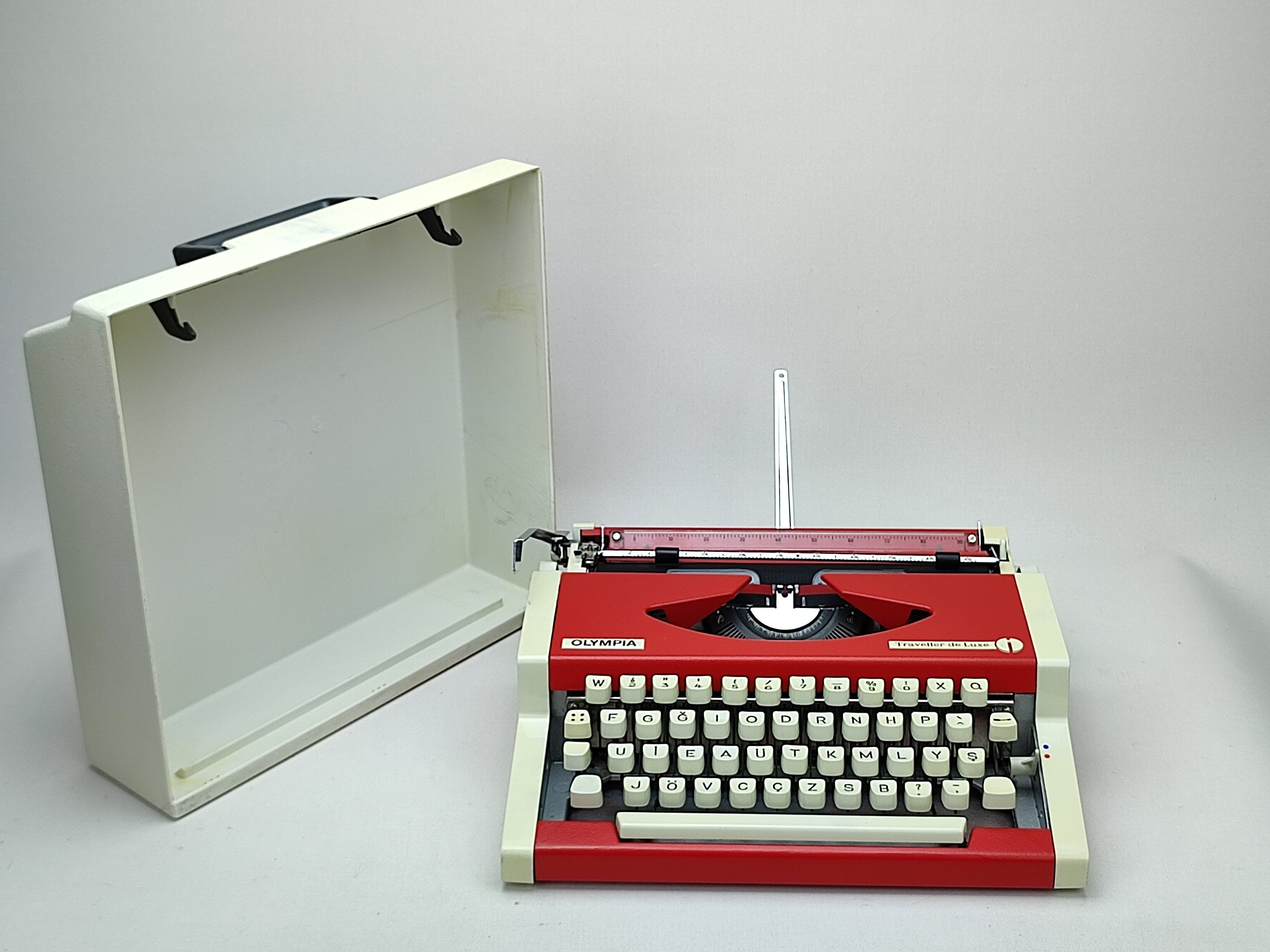 Cursive Handwriting Red Olympia Working Typewriter, İtalic Font ...