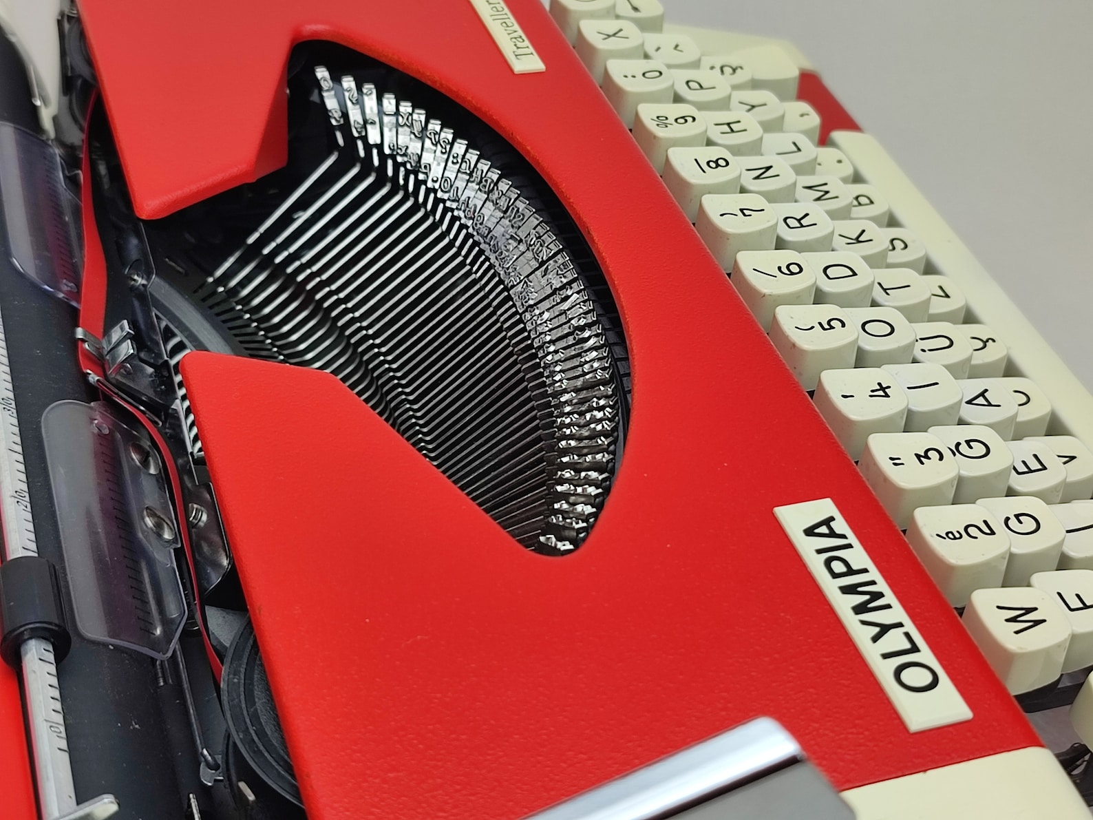 Cursive Handwriting Red Olympia Working Typewriter, İtalic Font ...