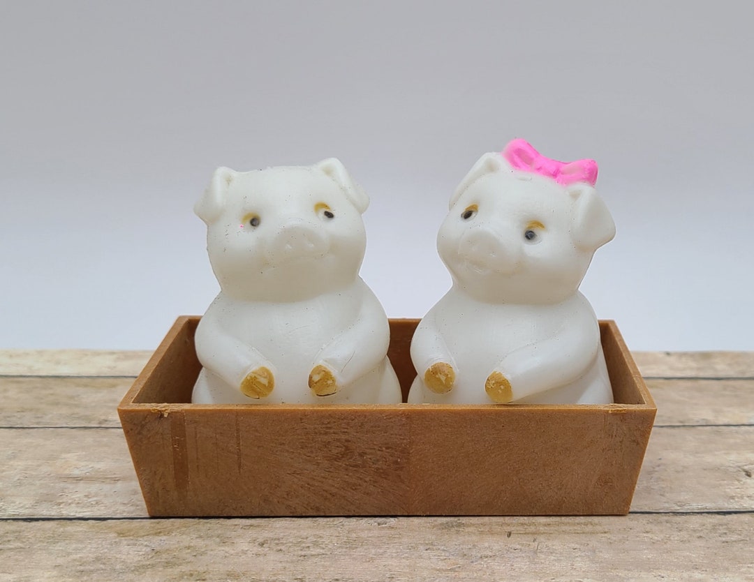 Vintage Piglet Salt and Pepper Shakers in a Dish - Etsy