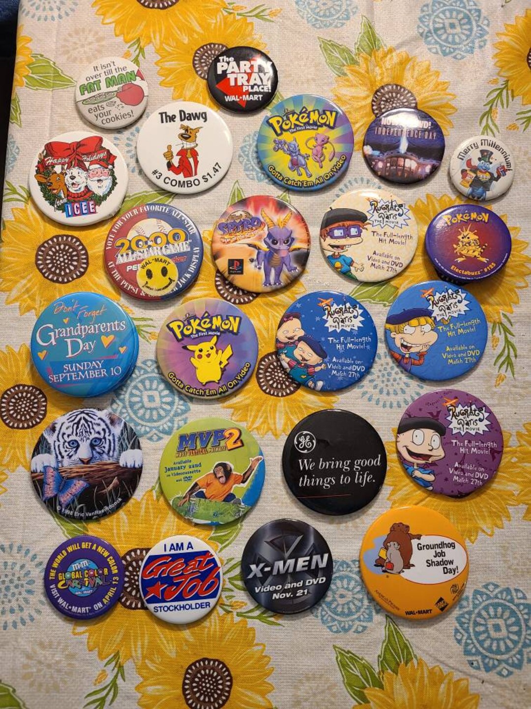 Lot of 23 Vintage Pins/buttons. - Etsy