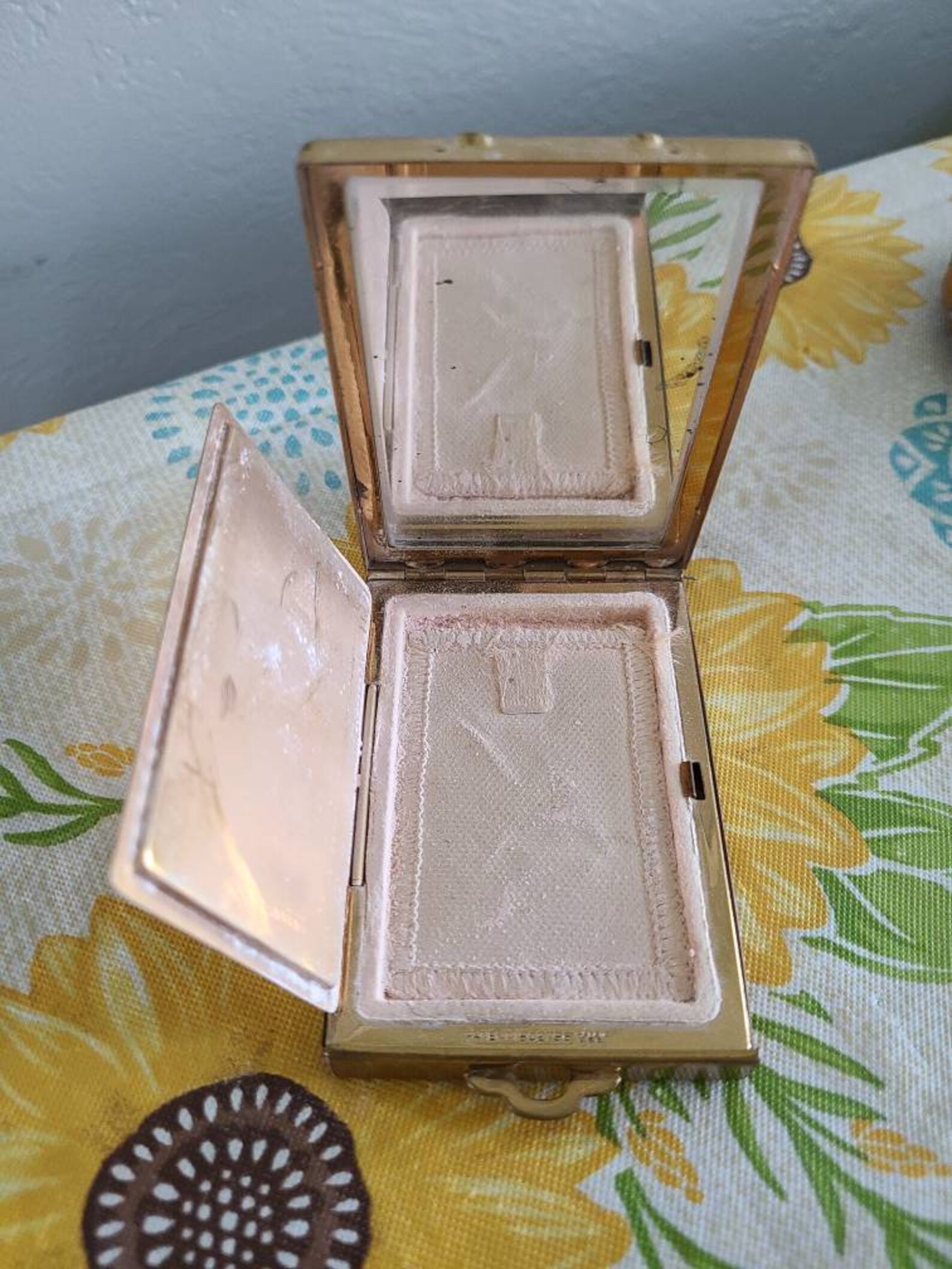 Vintage Makeup Compact. - Etsy