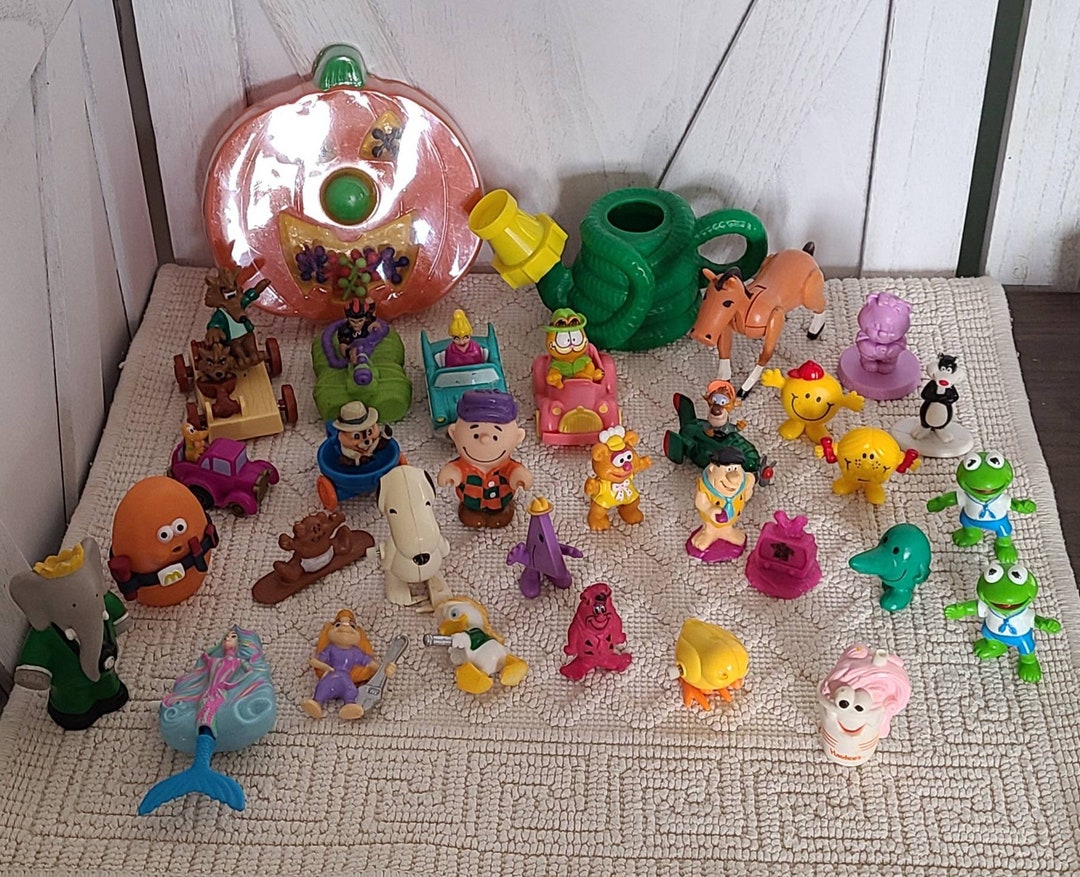 Large Lot of Vintage Kids Meal Toys From Various Fast Food Restaurants ...